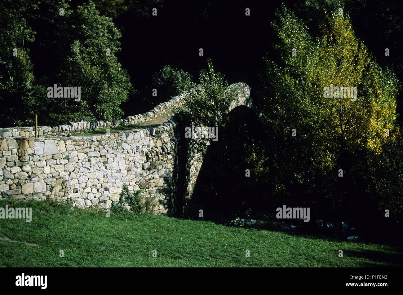 Puente románico de La Margineda, río Valira, Parroquia de Sant Julià de ...