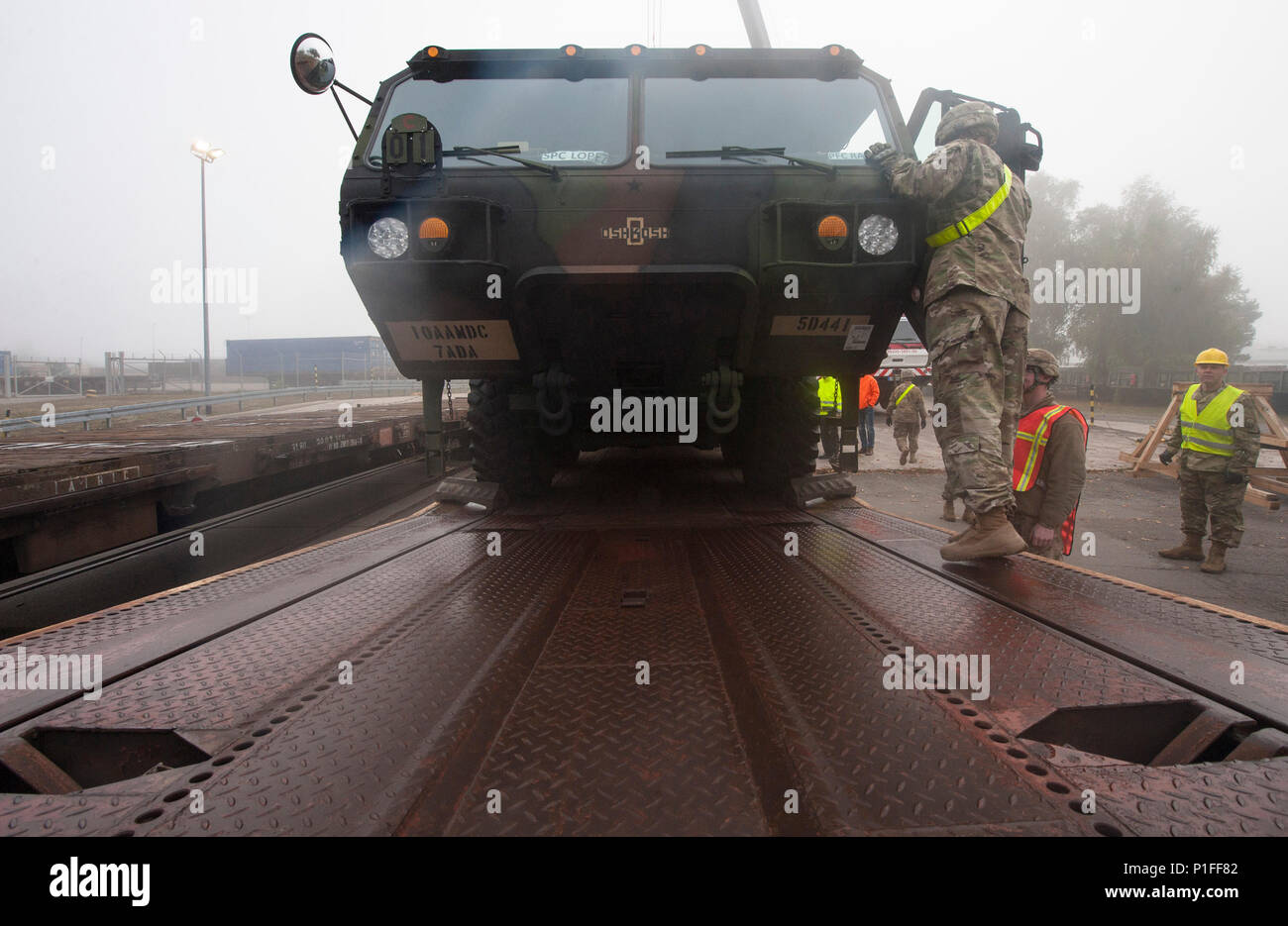 Flatbed trailers hi-res stock photography and images - Alamy