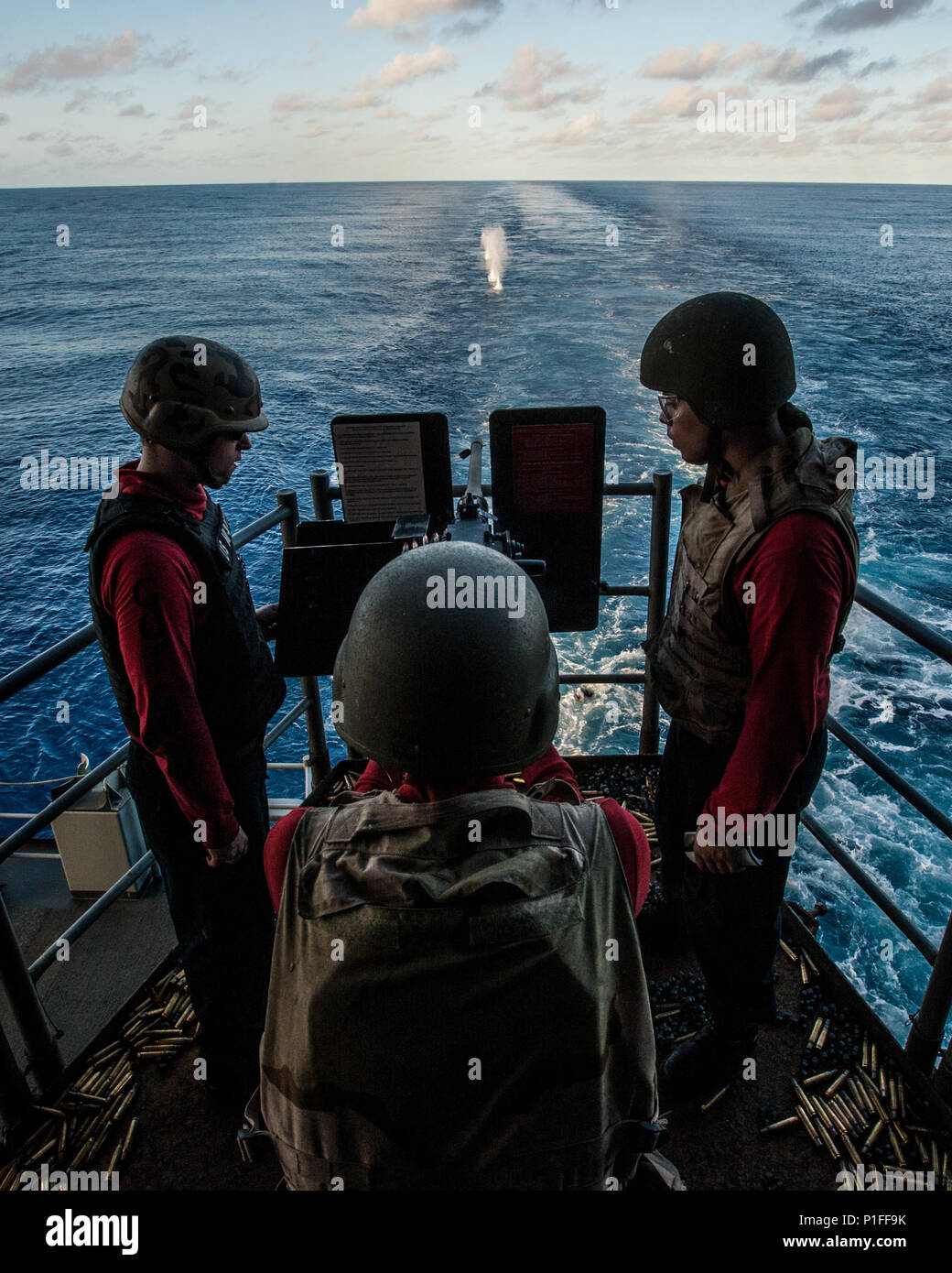 Navy personnel machine gun on hi-res stock photography and images - Alamy