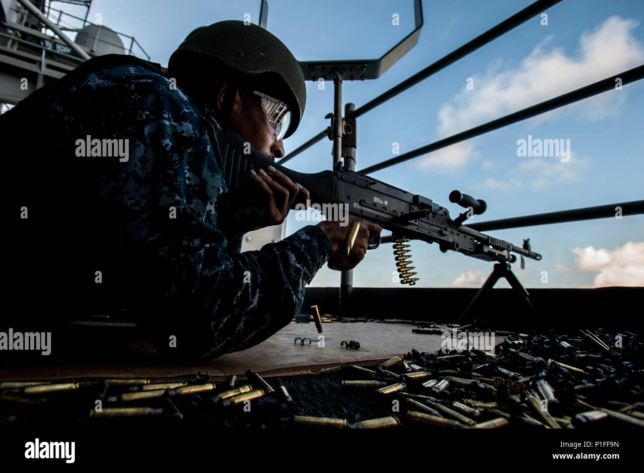 Navy personnel machine gun on hi-res stock photography and images - Alamy