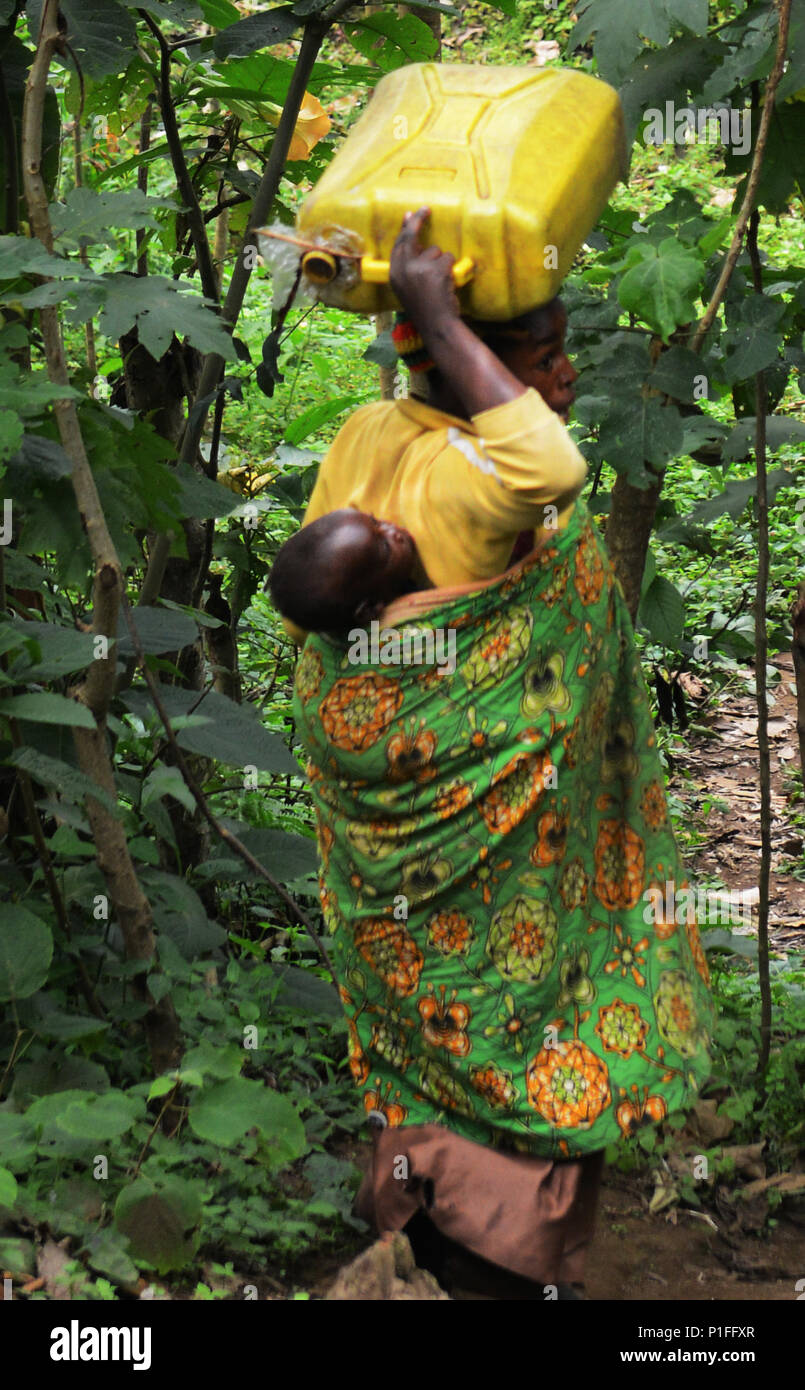African woman carrying water hi-res stock photography and images - Alamy