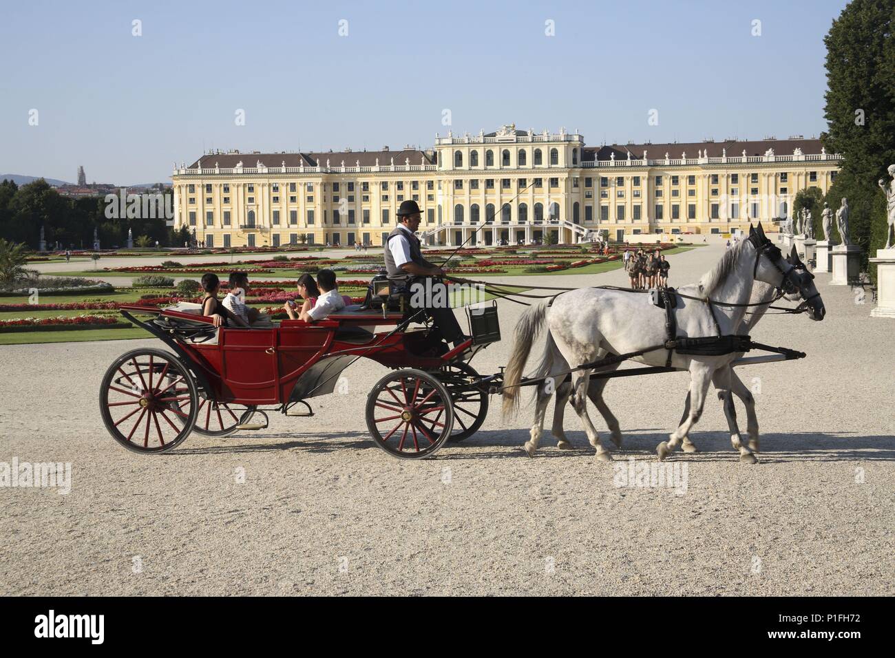 . Viena / Wien; Schönbrunn: jardines, palacio imperial y carroza con ...