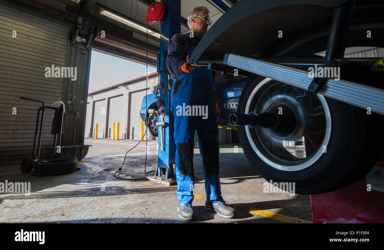 Spin alignment hi-res stock photography and images - Alamy