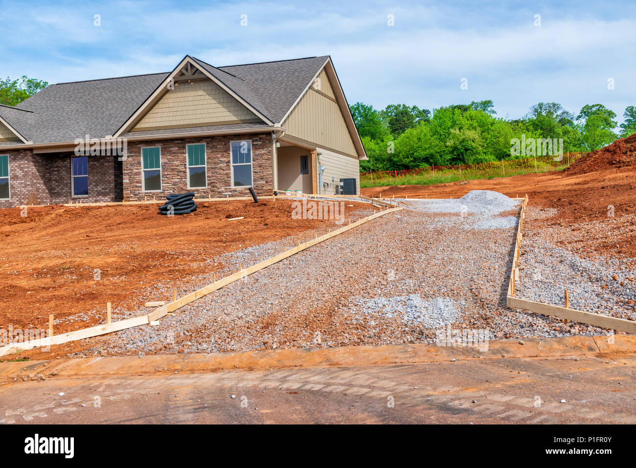 Dirt driveway hi-res stock photography and images - Alamy