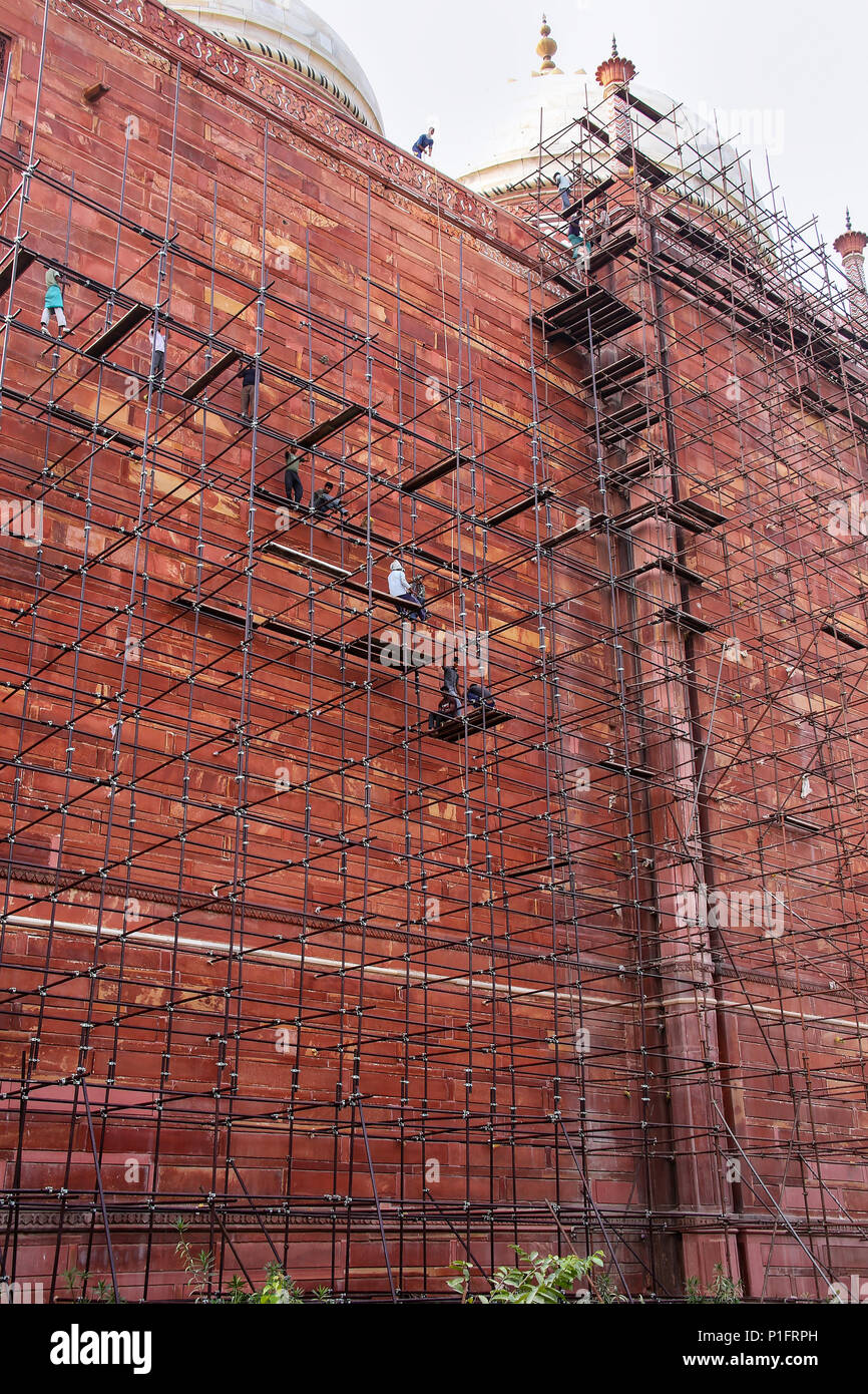 Workers building scaffolding on the wall of Taj Mahal complex in Agra ...