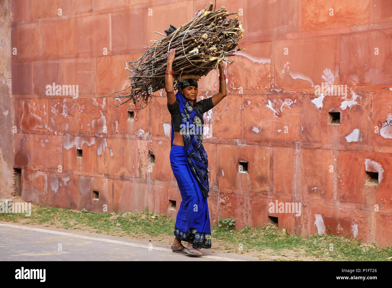 Indian woman carrying bundle in hi-res stock photography and images - Alamy