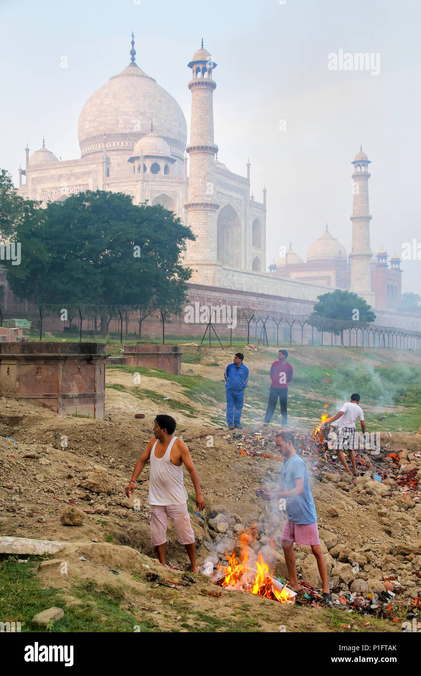 Taj mahal agra smoke hi-res stock photography and images - Alamy