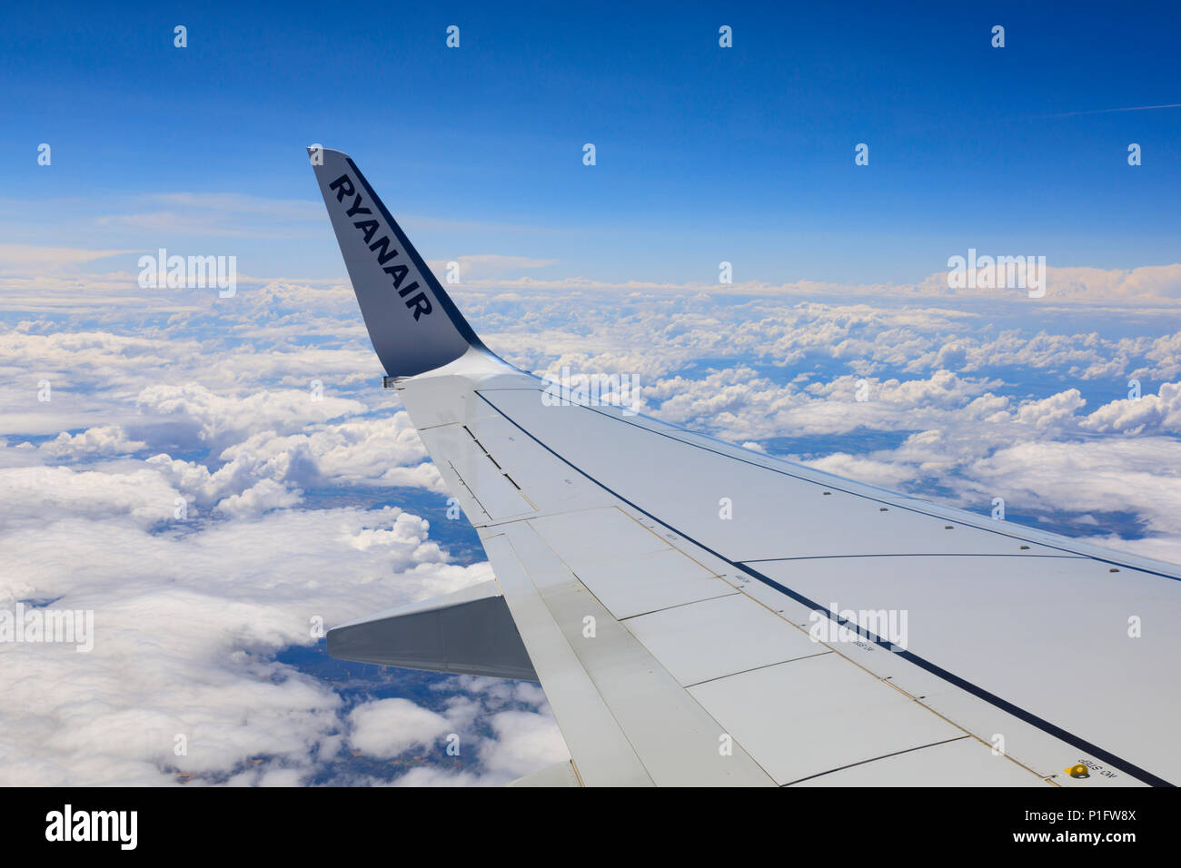 Ryanair boeing 737 800 wing hi-res stock photography and images - Alamy
