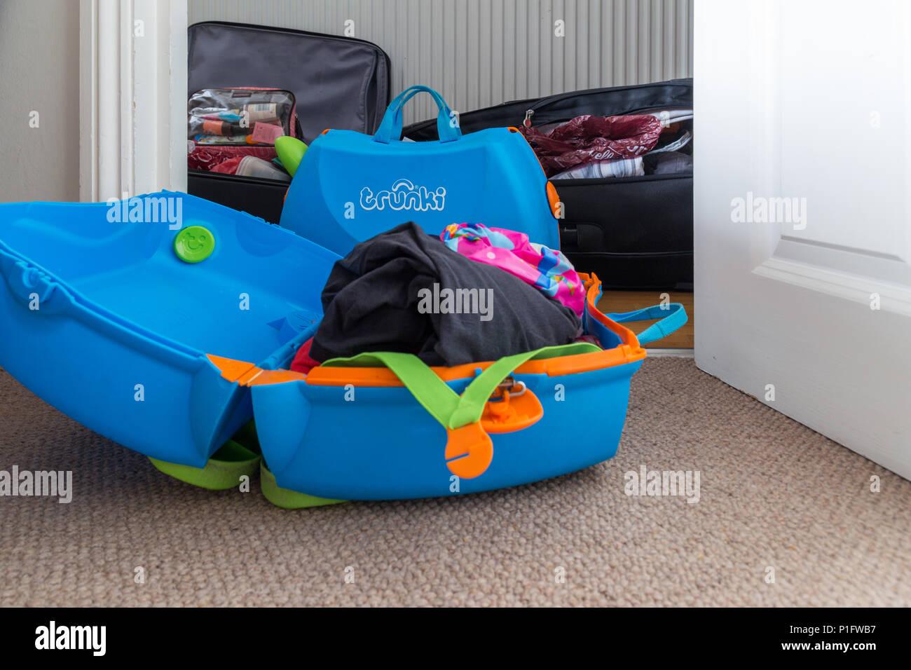 Kids ride on suitcase hi-res stock photography and images - Alamy