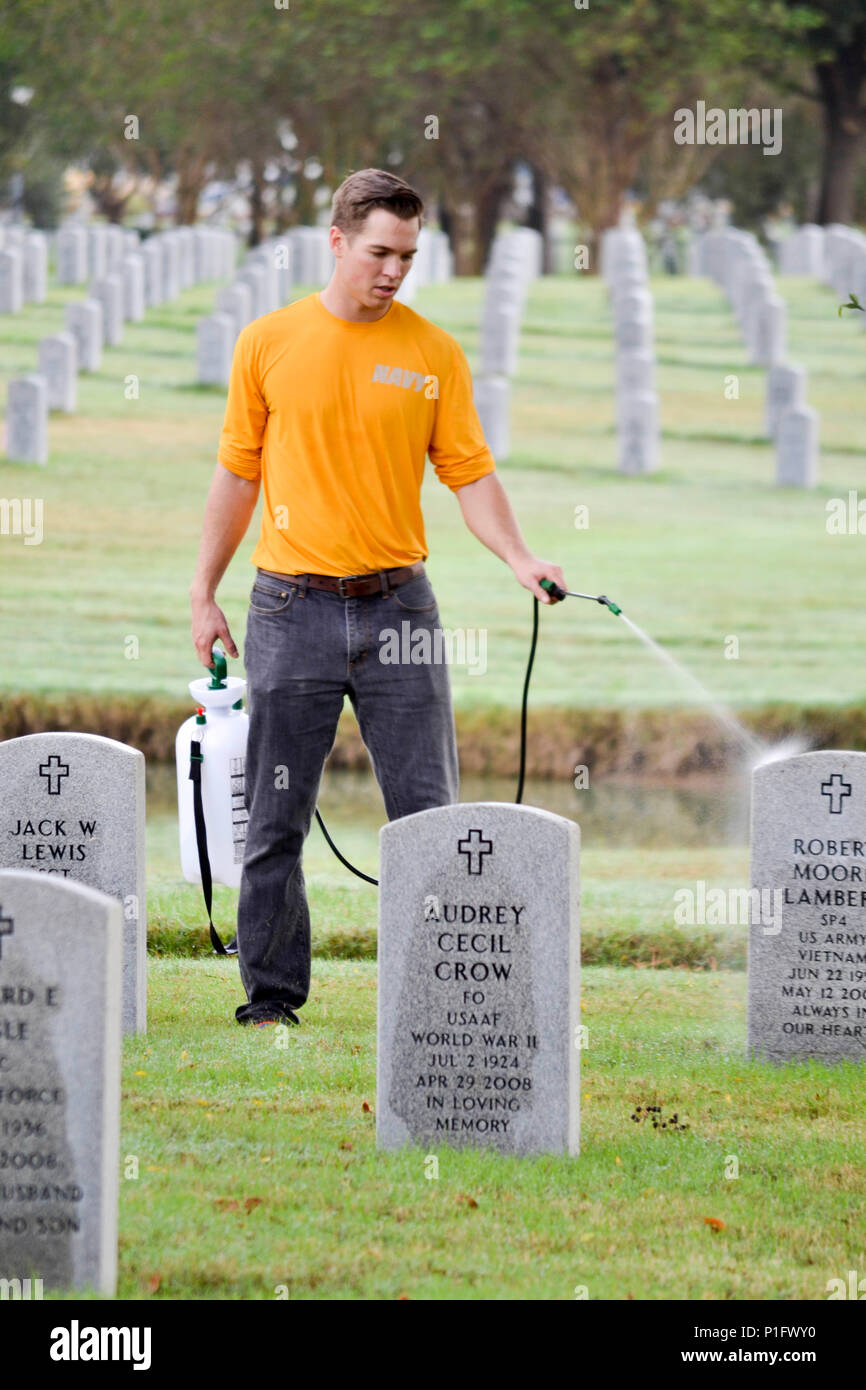 161020-N-IR859-073 HOUSTON (Oct. 20, 2016) Lt. Clayton Callander from ...