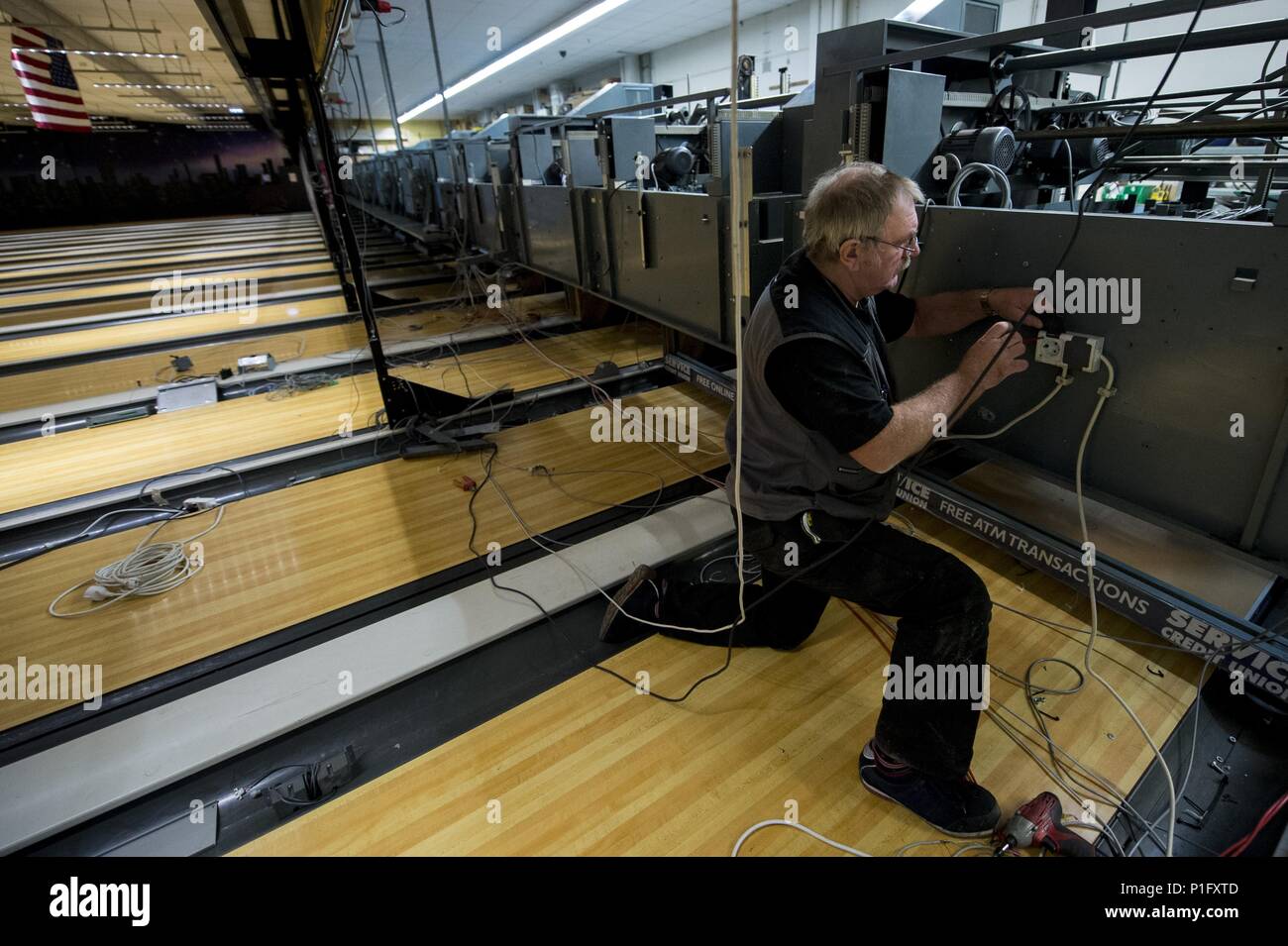 Pin setter hi-res stock photography and images - Alamy