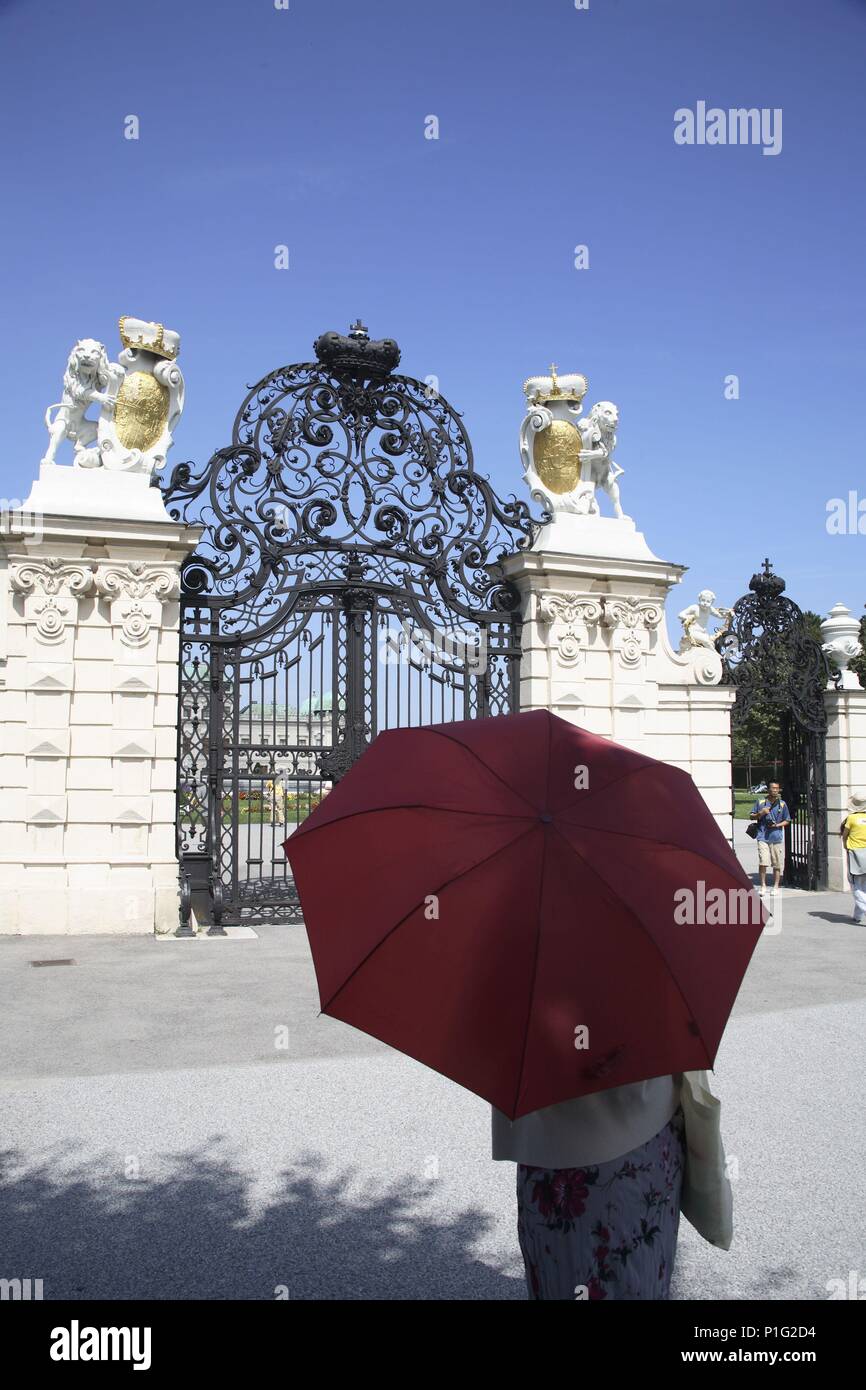 . Viena / Wien; chica japonesa a la entrada al Belvedere Stock Photo ...