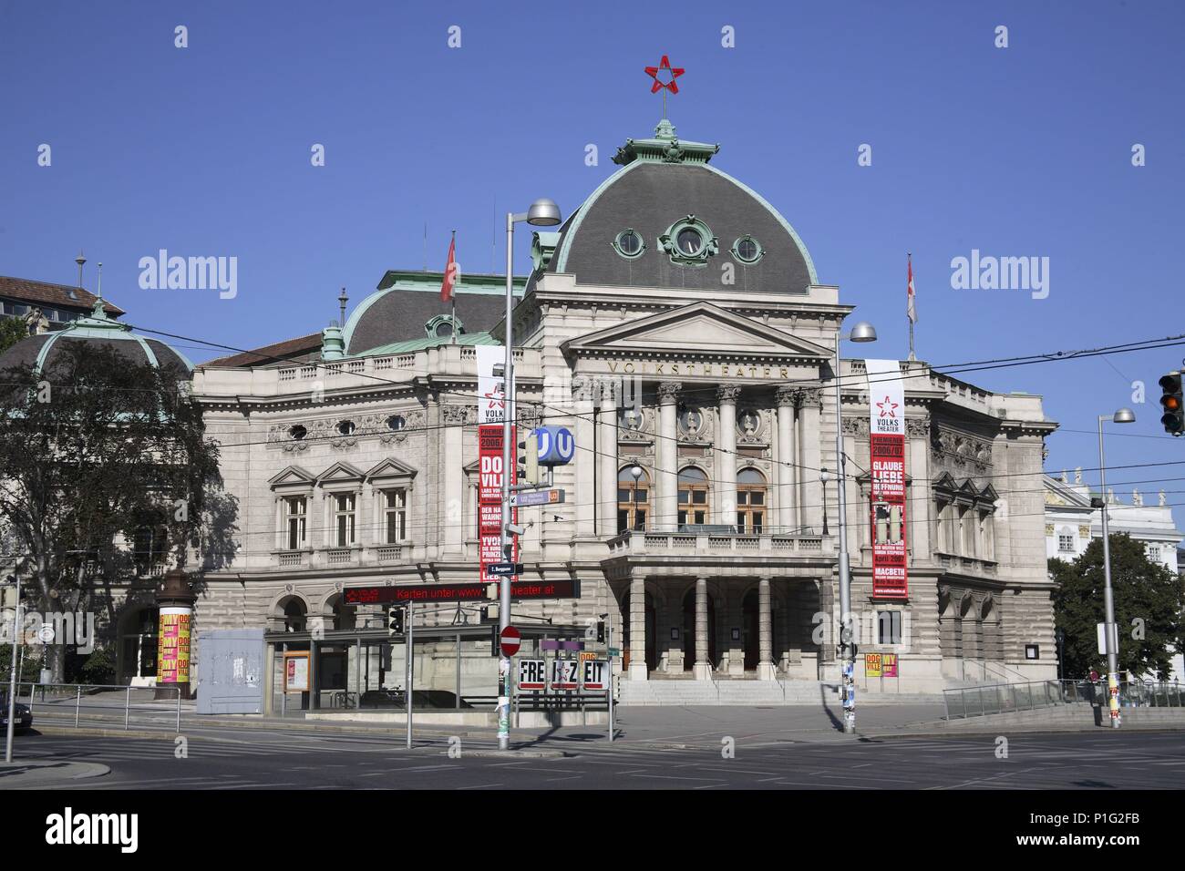 . Viena / Wien; fachada del Volkstheater frente a la avenida de la ...