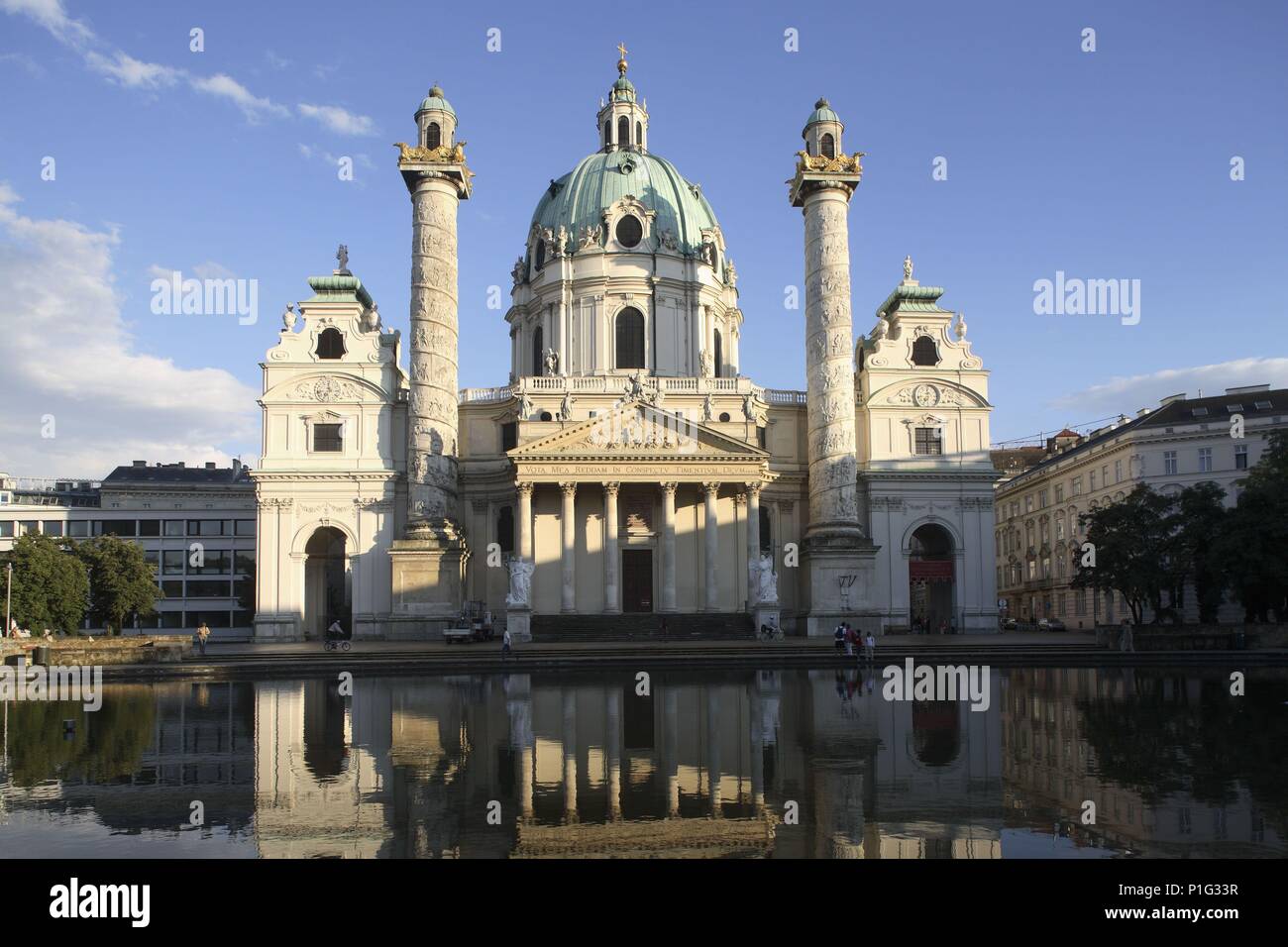 . Viena / Wien; (plaza) de Karlsplatz y la Karlskirche reflejada en la ...