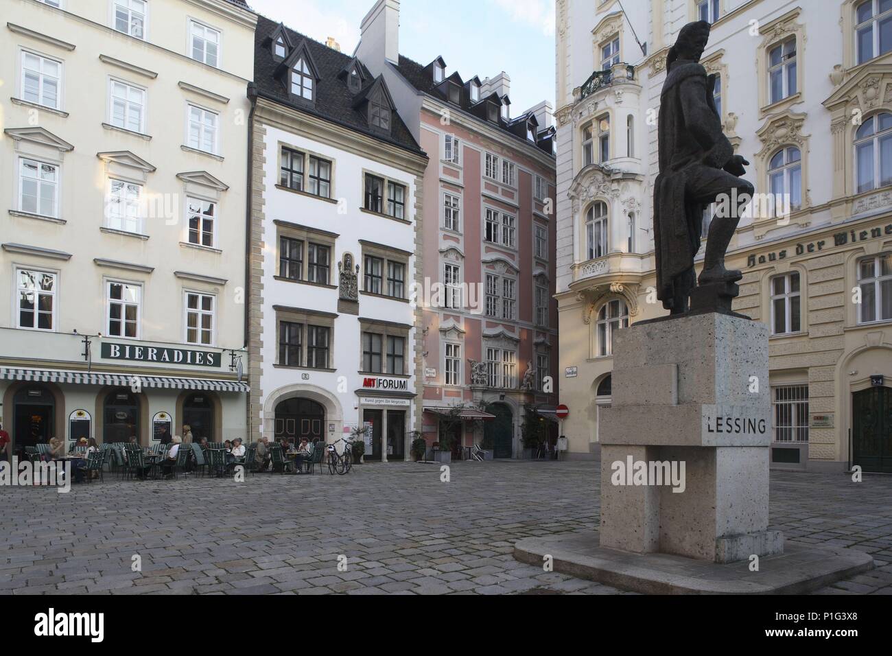 . Viena / Wien; La "Judenplatz" con escultura de Lessing Stock Photo ...