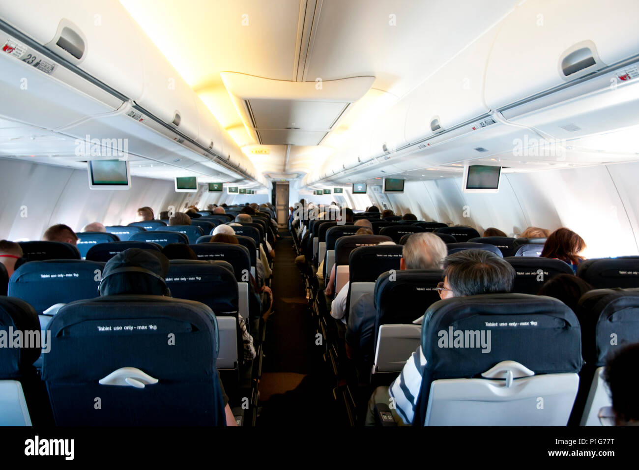 Aircraft passengers cabin crowded hi-res stock photography and images ...