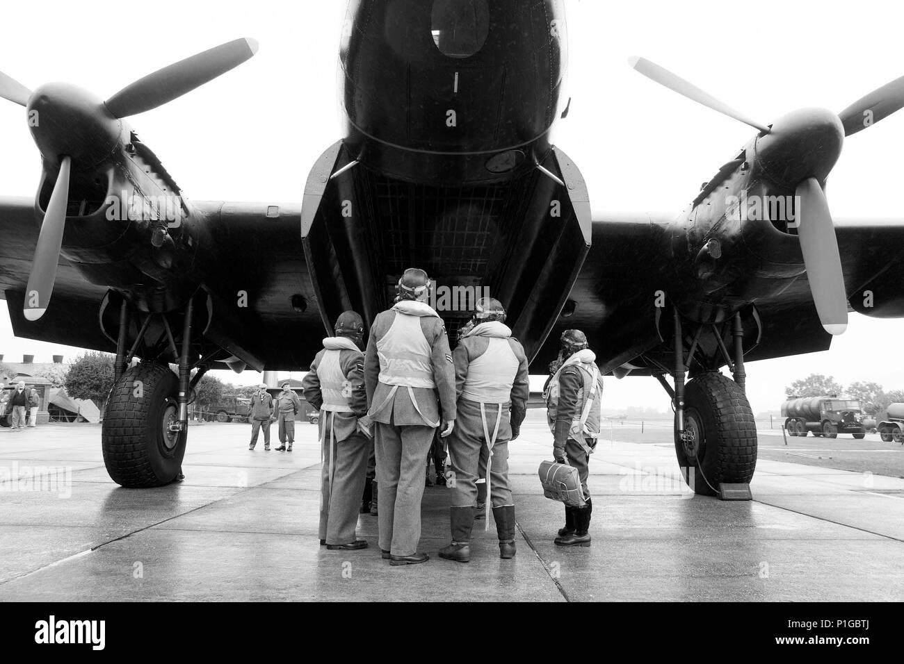 Ww2 vintage control tower hi-res stock photography and images - Alamy