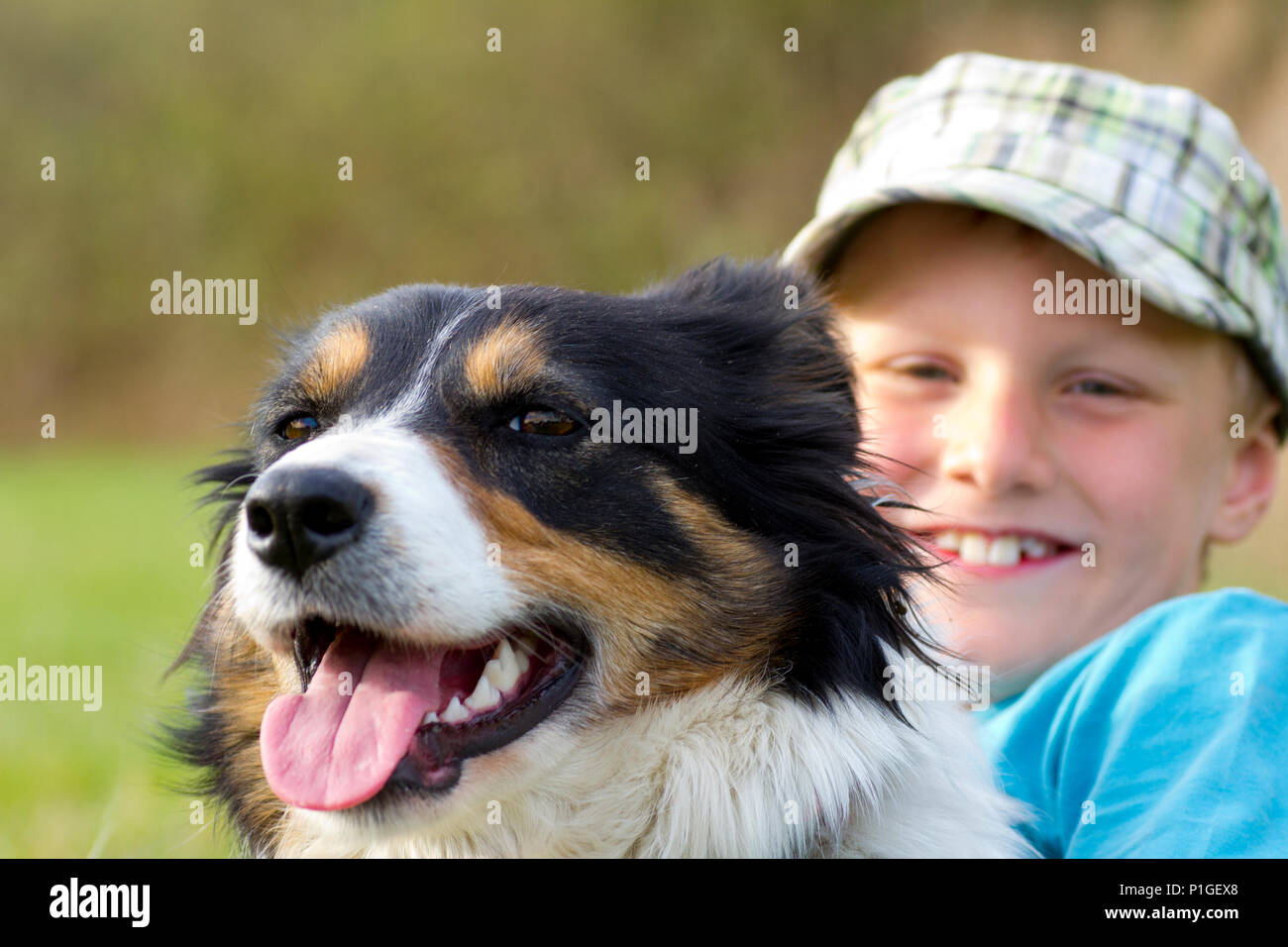 7-year-old boy with Border Collie, (MR), 7 jaehriger Junge mit Border ...
