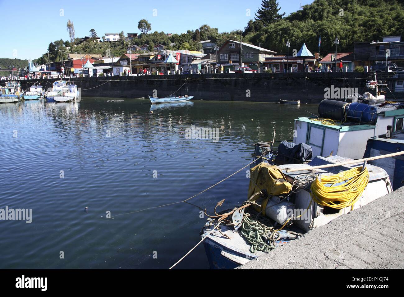 Puerto Montt; caleta de Angelmó con barcos procedentes de islas ...