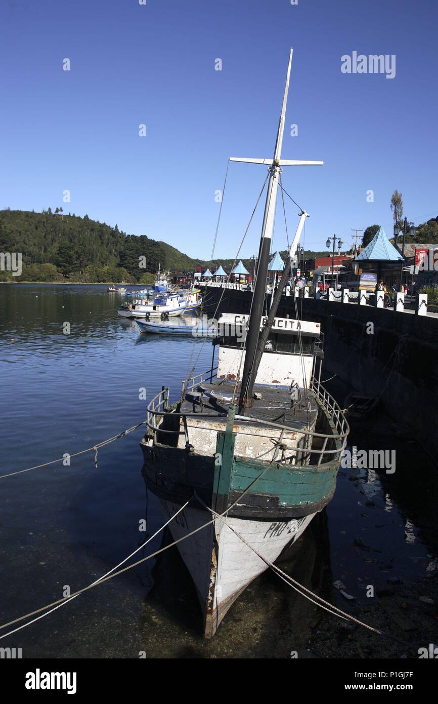 Puerto Montt; caleta de Angelmó con barcos procedentes de islas ...