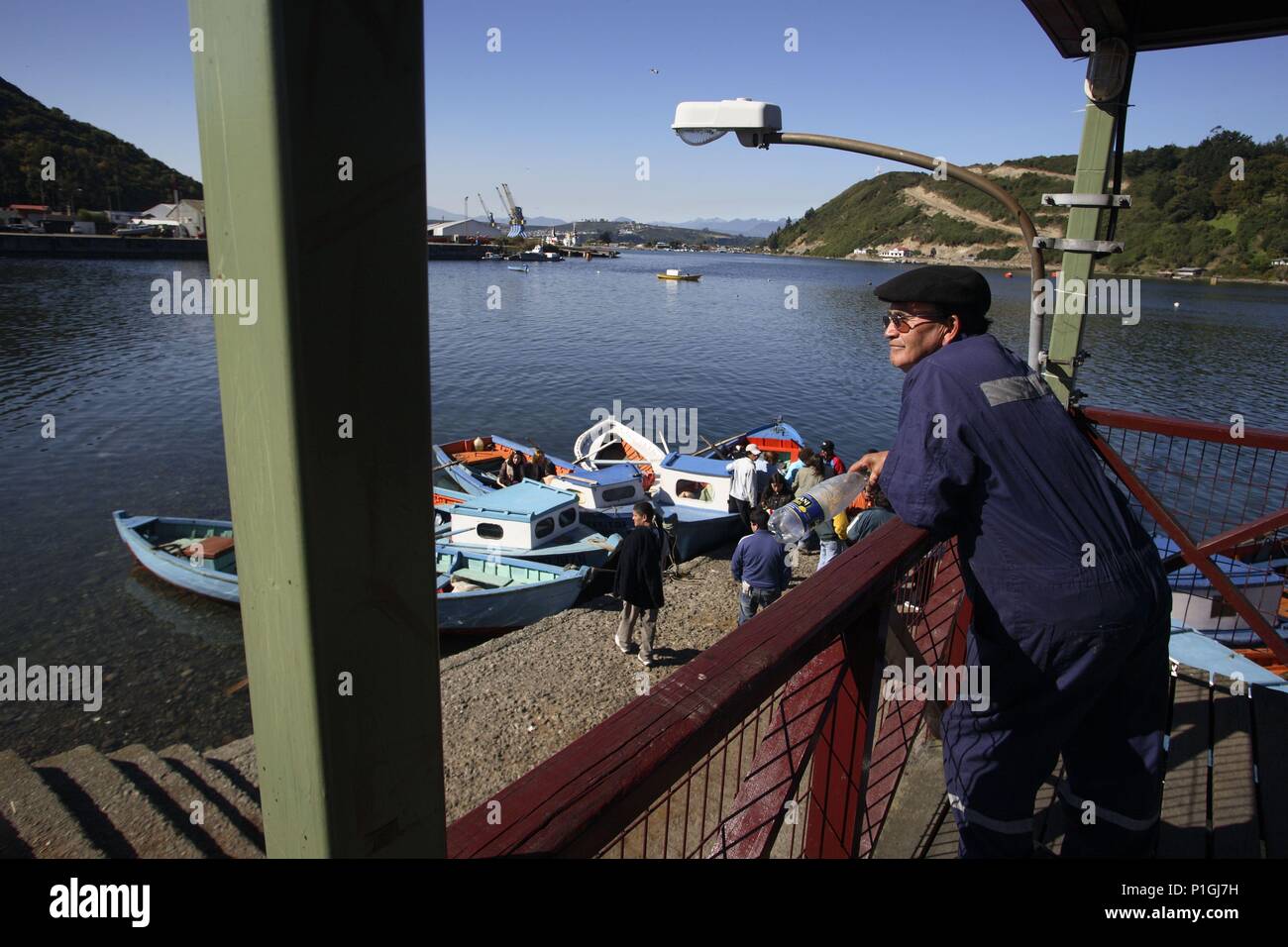 Puerto Montt; caleta de Angelmó con barcos procedentes de islas ...