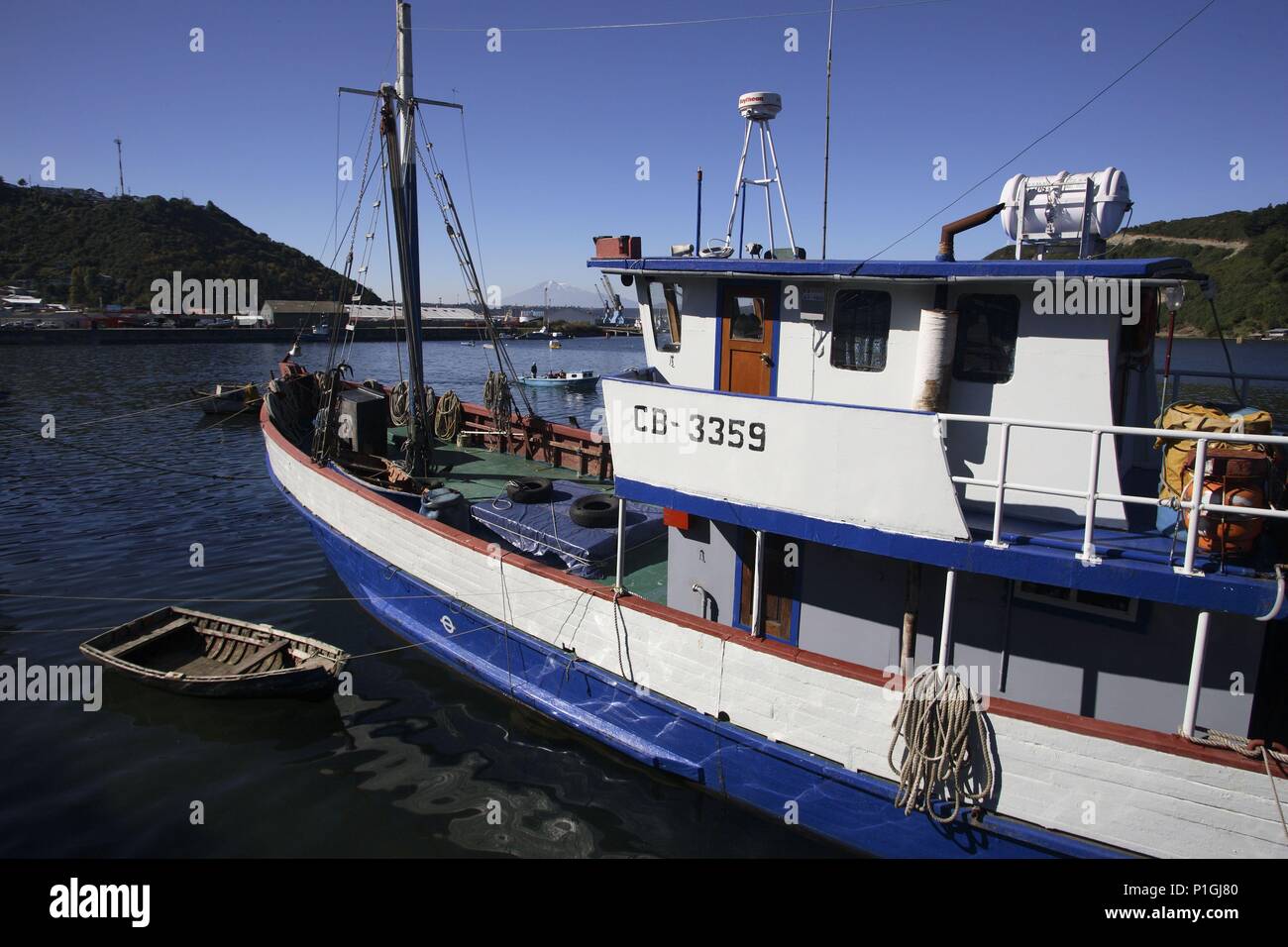 Puerto Montt; caleta de Angelmó; barco que conecta con las islas ...