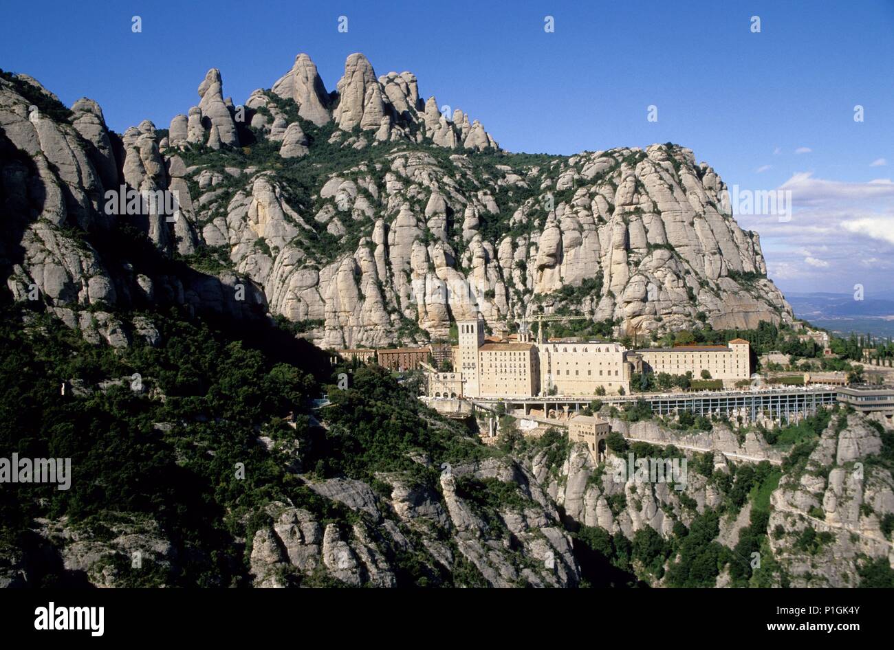 Bages: Montserrat, vista de monasterio y montaña desde camino a ermita ...