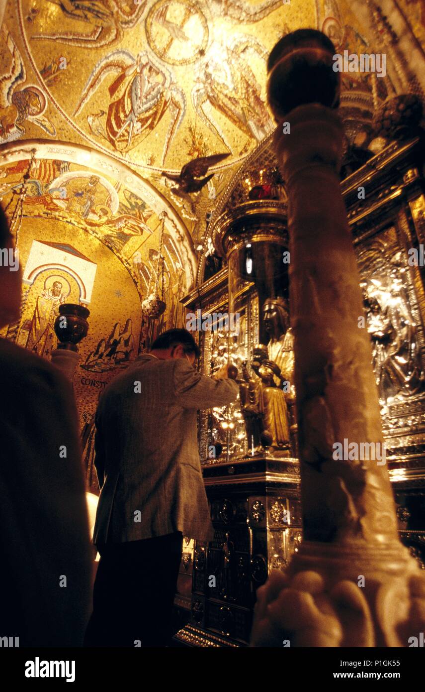 Bages: Montserrat, camarín de la Virgen "La Moreneta Stock Photo - Alamy