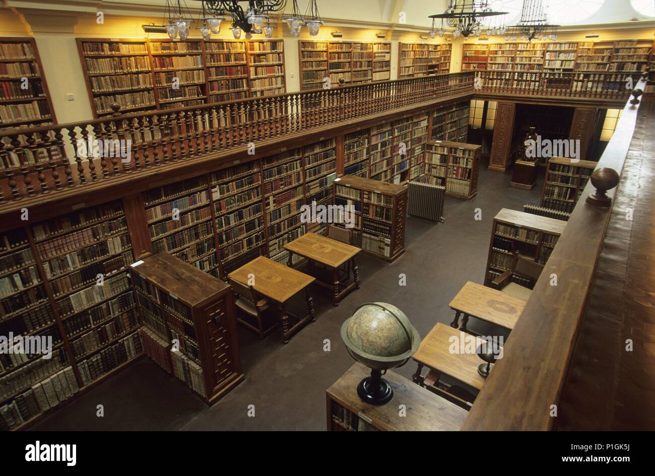 Bages: Montserrat, interior de biblioteca Stock Photo - Alamy