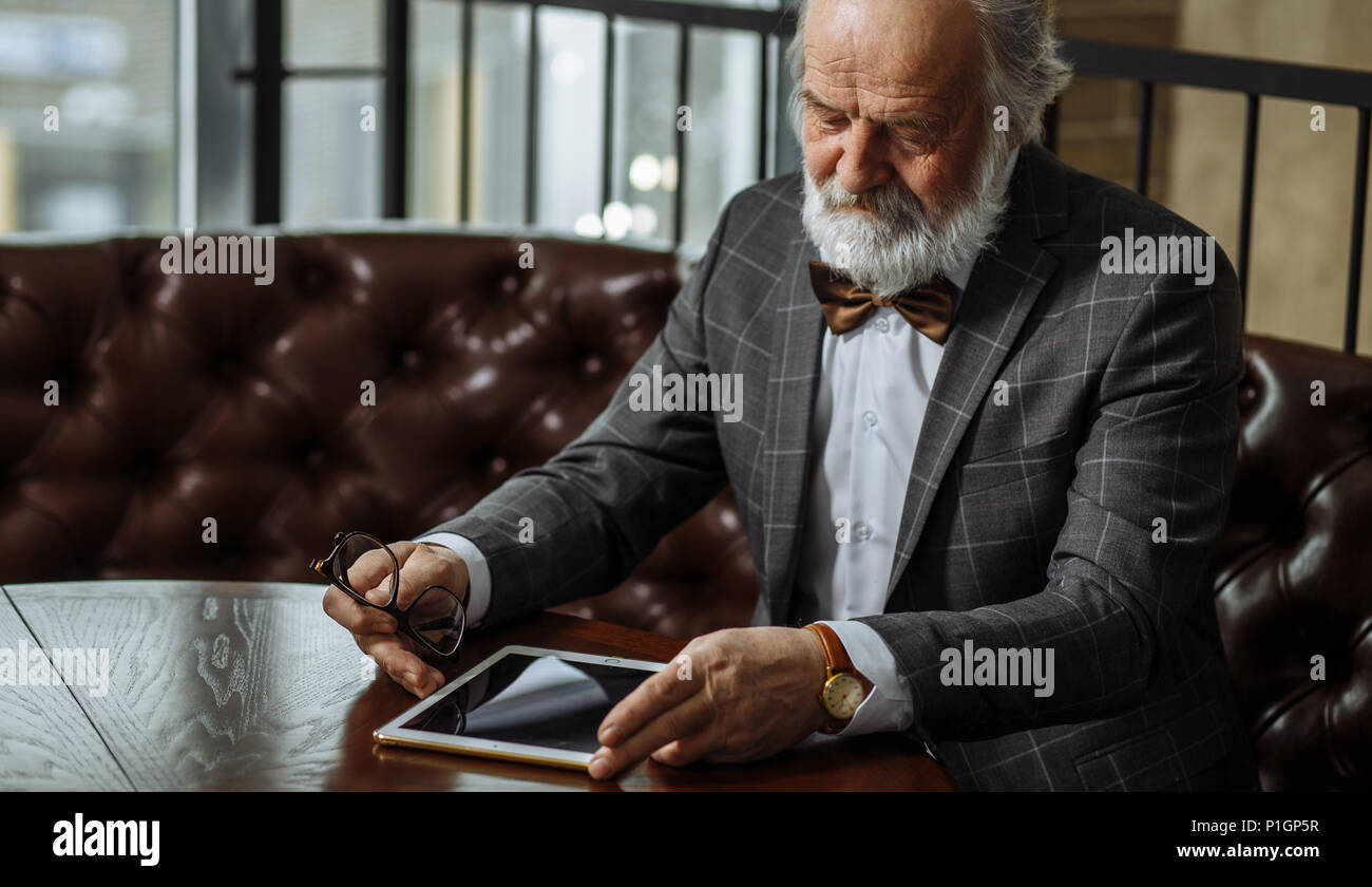 old man doesn't know how to use tablet Stock Photo - Alamy