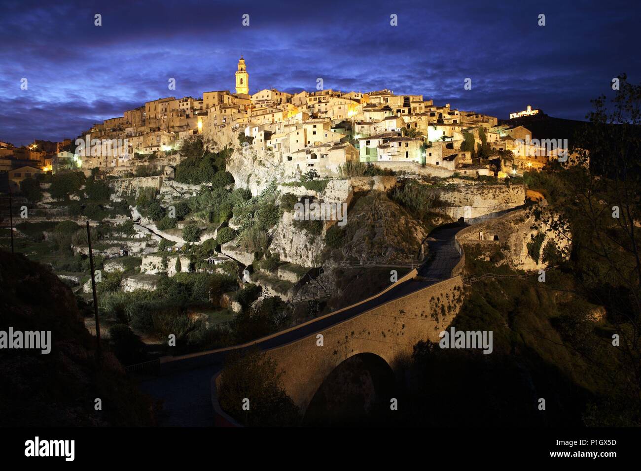 Puente medieval y pueblo hi-res stock photography and images - Alamy