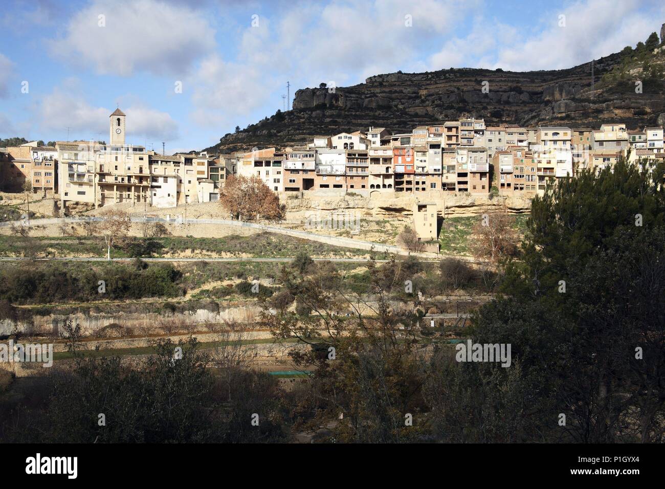 Casas con iglesia hi-res stock photography and images - Alamy