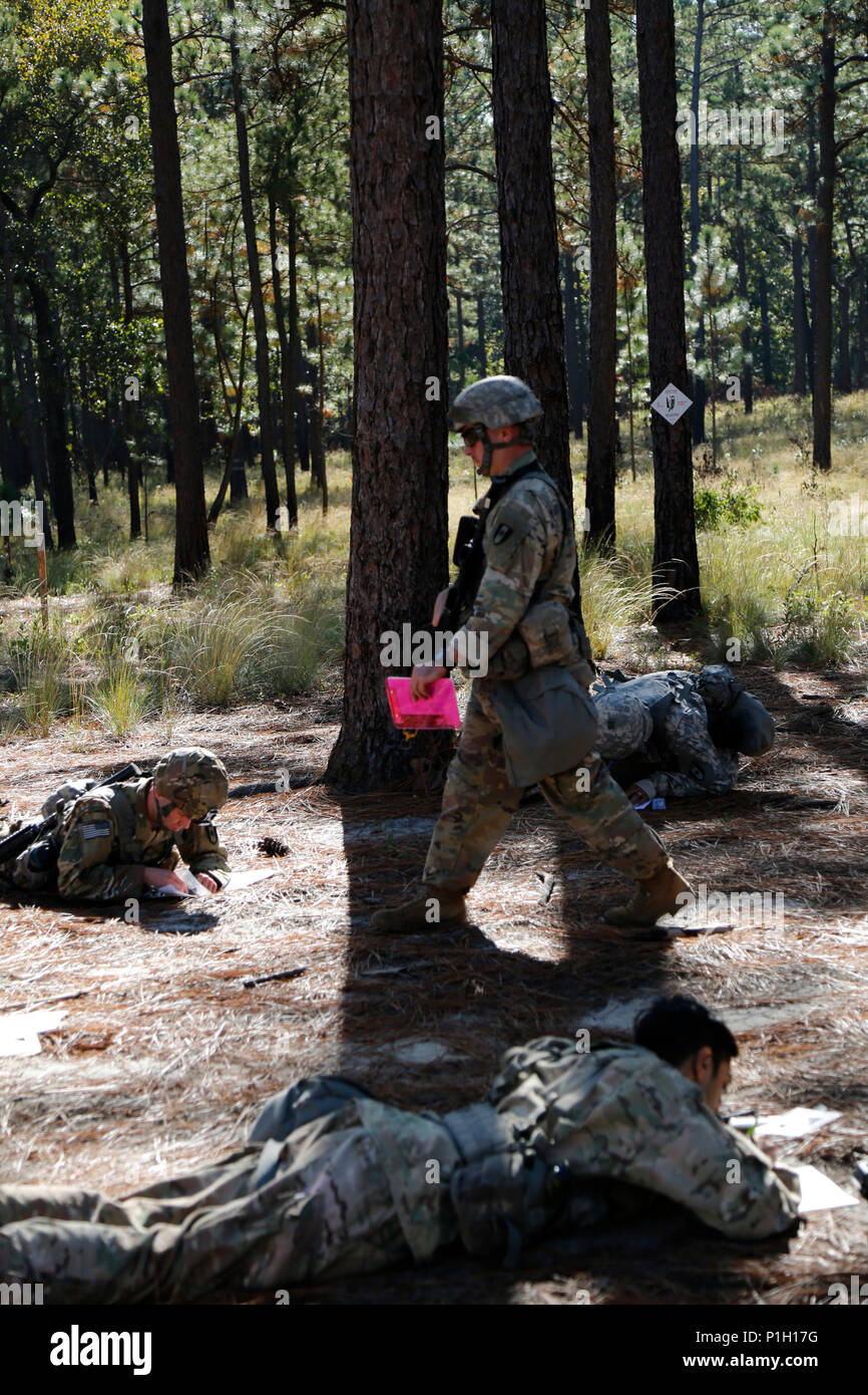 U.S. Army Soldiers moves to their first point during the Expert Field ...
