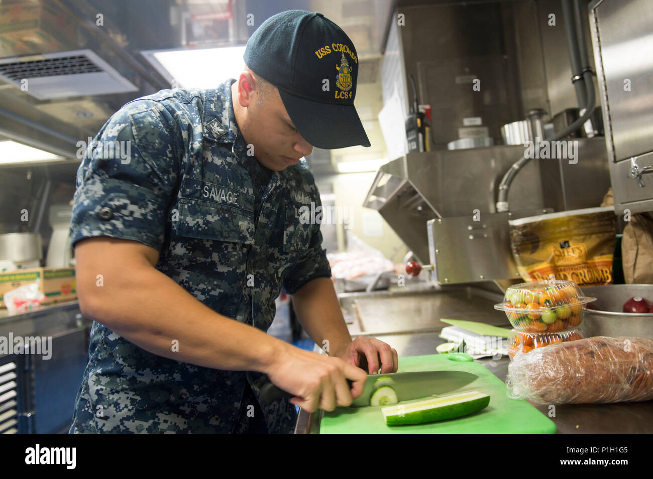 161024-N-MW990-021 CHANGI NAVAL BASE (October 24, 2016) Petty Officer ...
