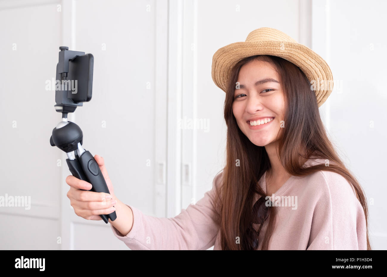 Filming on mobile device hi-res stock photography and images - Alamy
