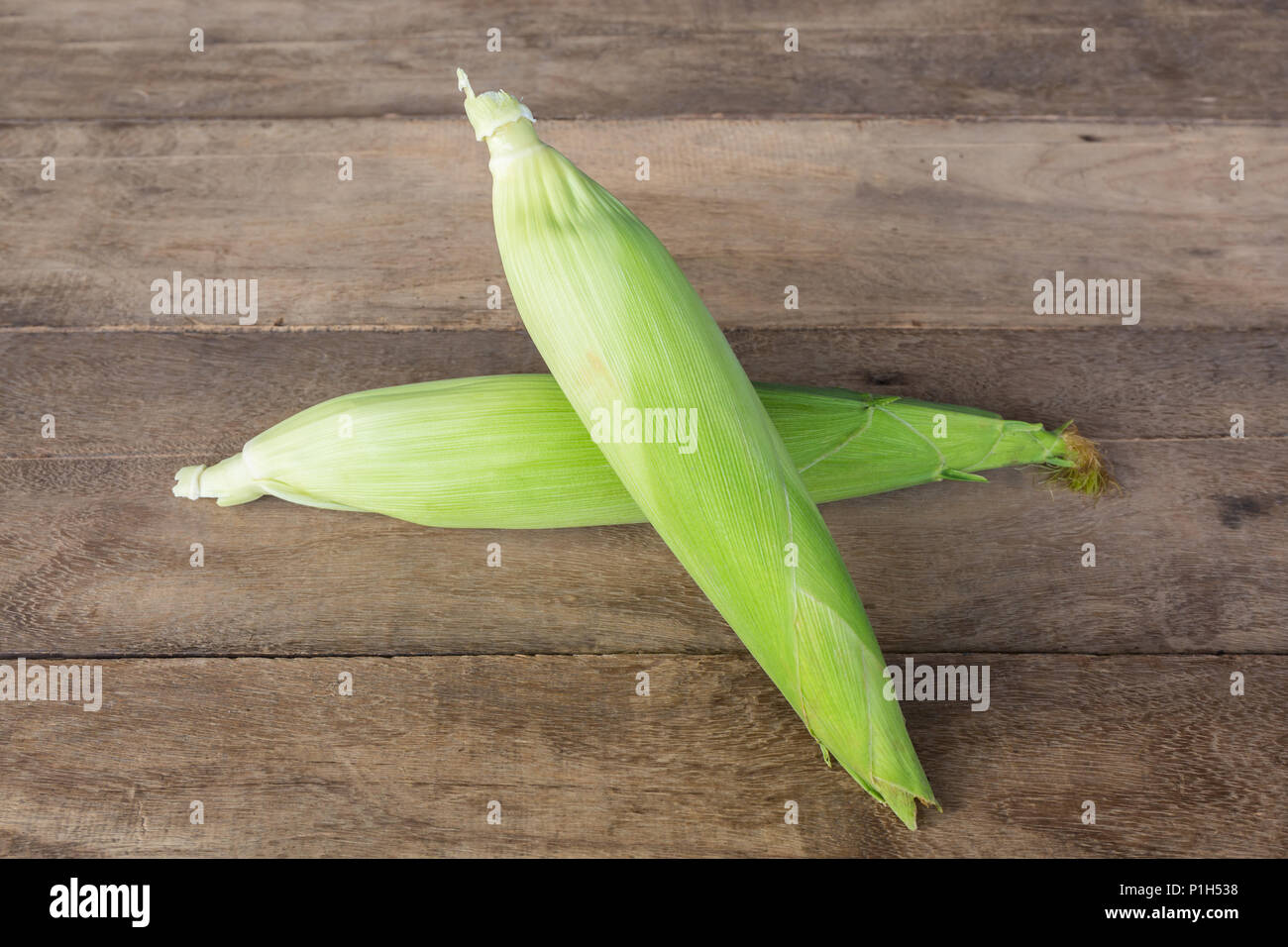 Fresh organic corn on the wood background Stock Photo - Alamy