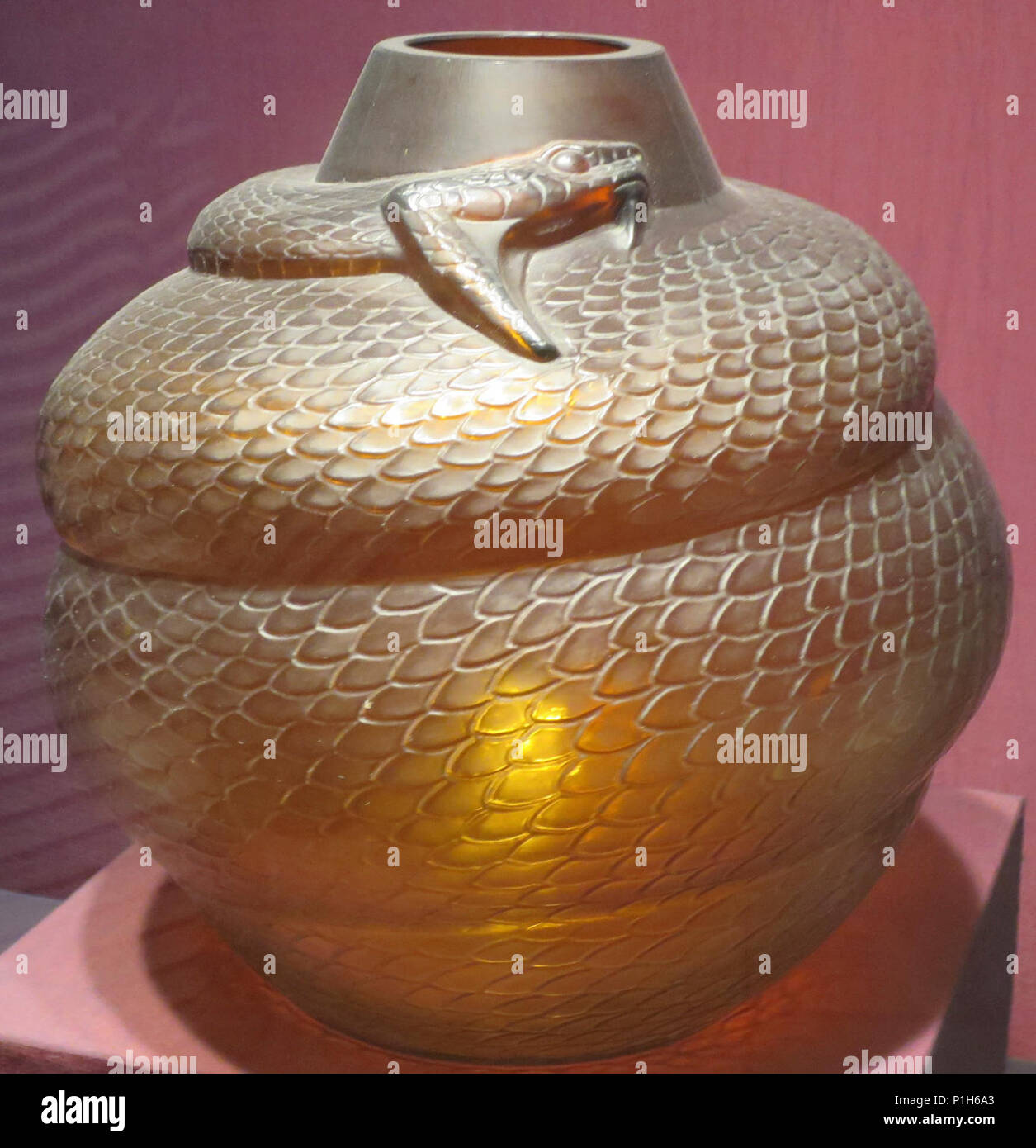 'Serpent Vase' by RenC3A9 Lalique, Dayton Art Institute Stock Photo - Alamy