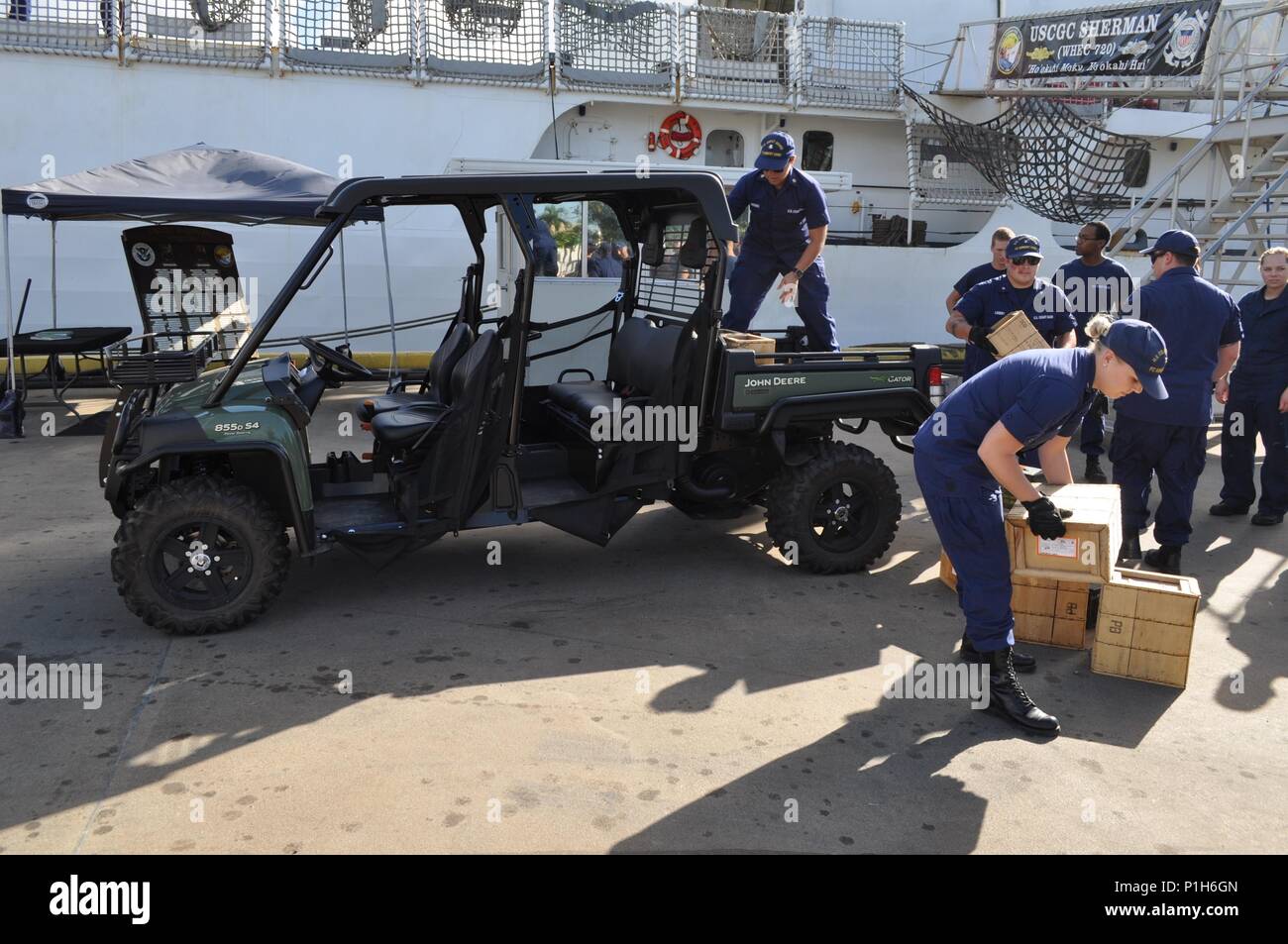 Members of the Coast Guard Force Command Armory -Detachment Honolulu ...
