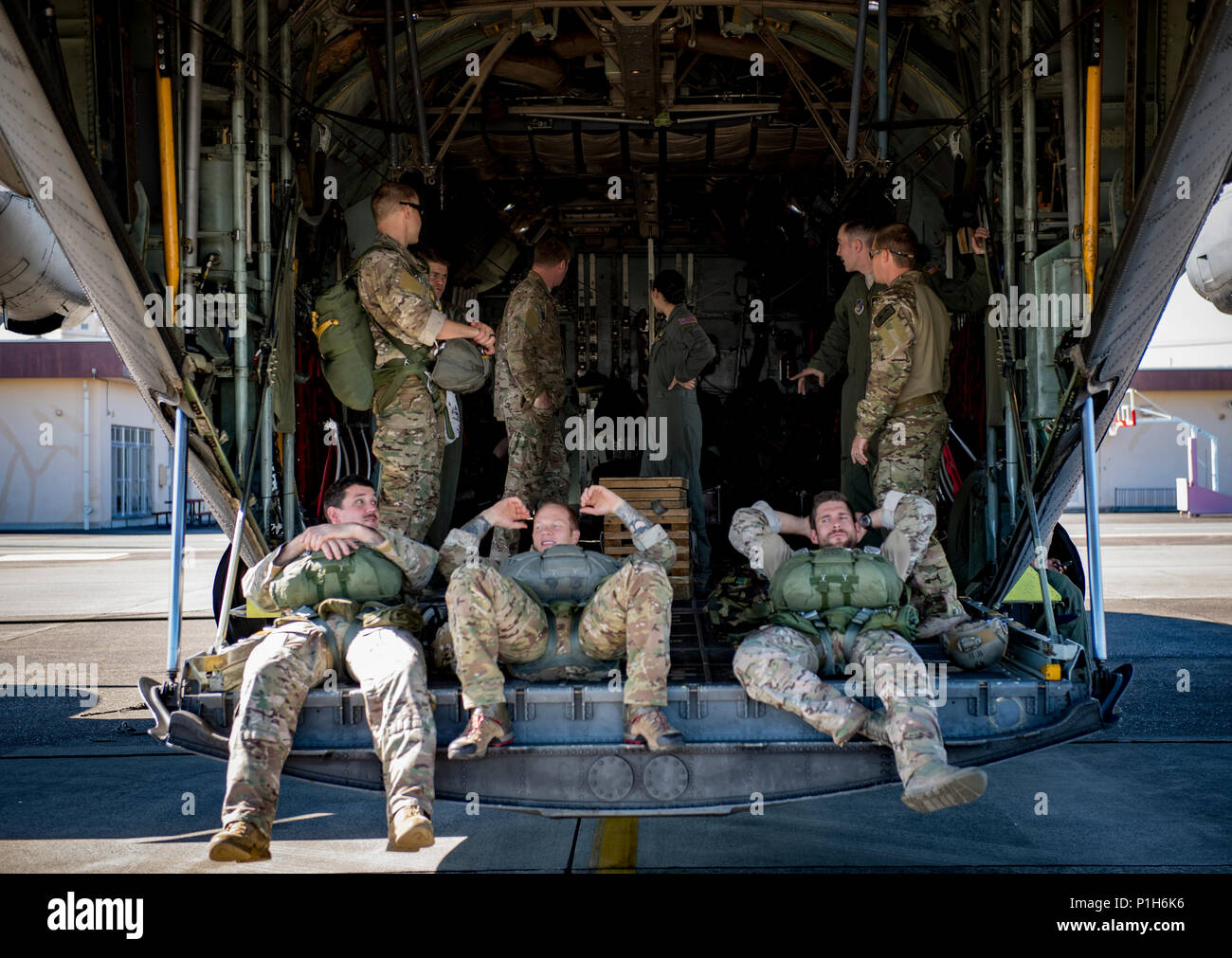 Yokota parachute operations hi-res stock photography and images - Alamy