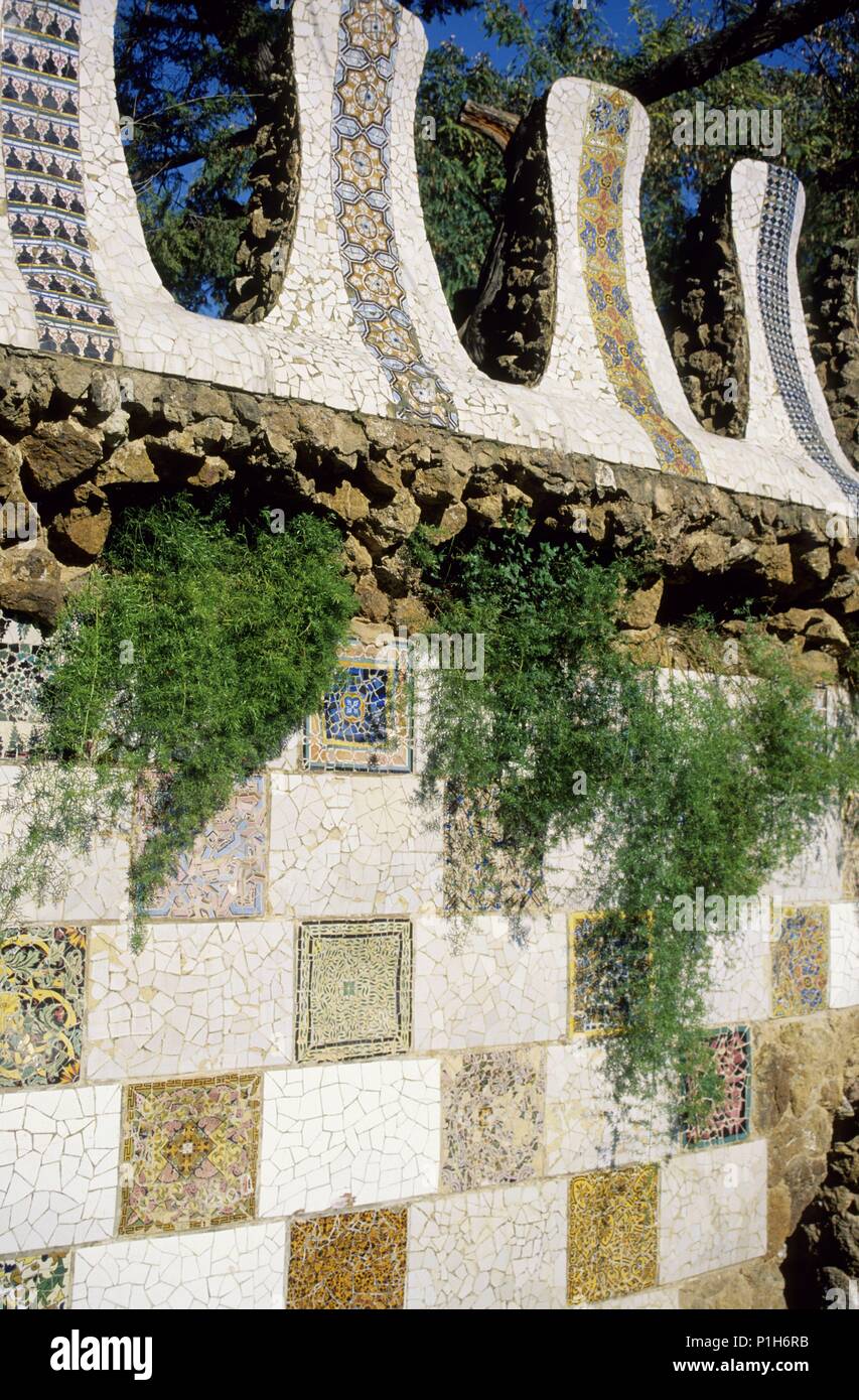 Parc Güell (Gaudí),muralla, mosaico, modernismo, cerámicas Stock Photo ...