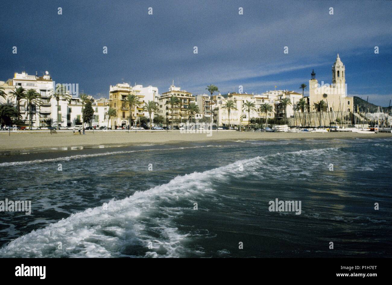 Sitges, playa, fachada marítima, Iglesia Stock Photo - Alamy