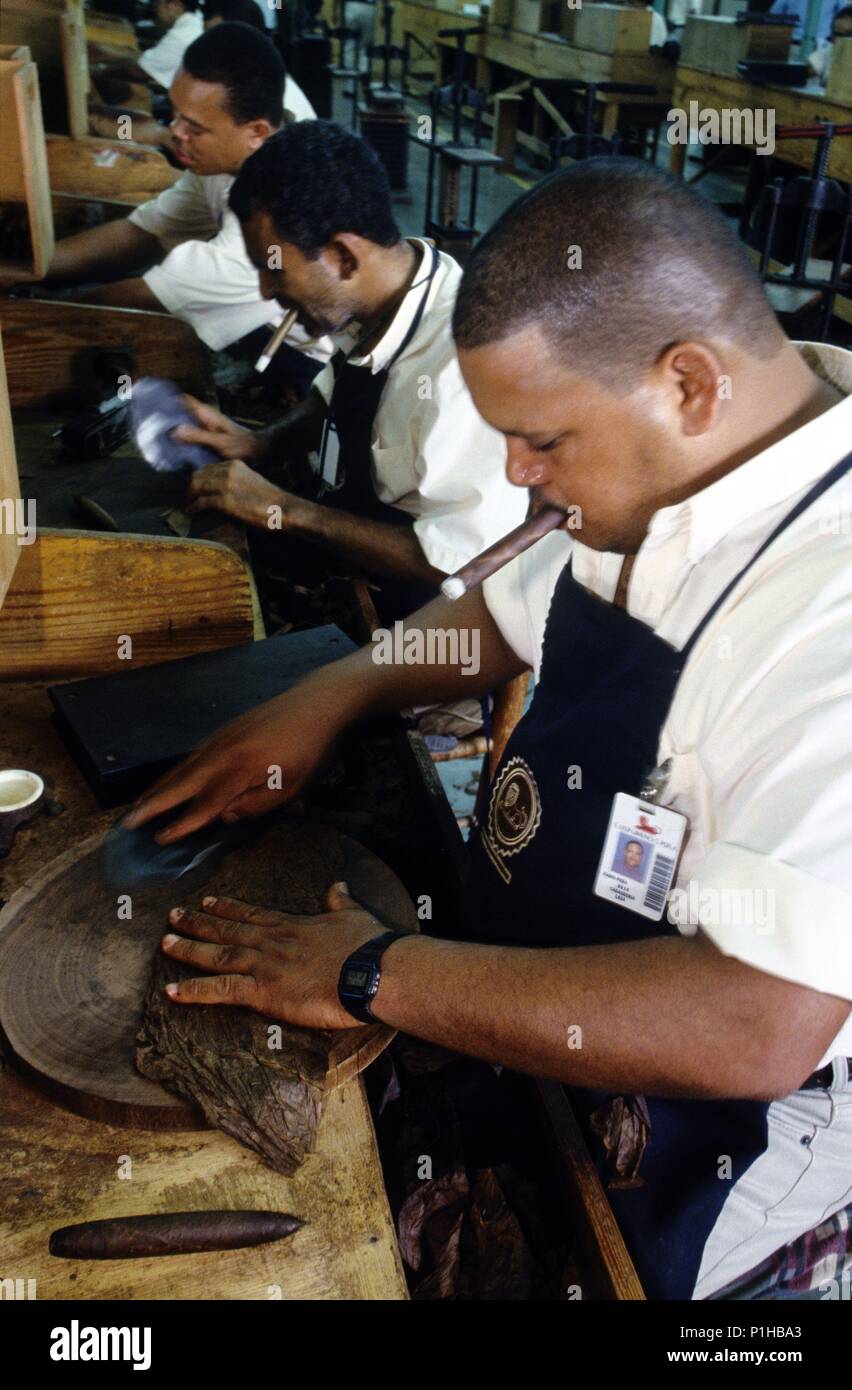 Workers making cigars hi-res stock photography and images - Alamy