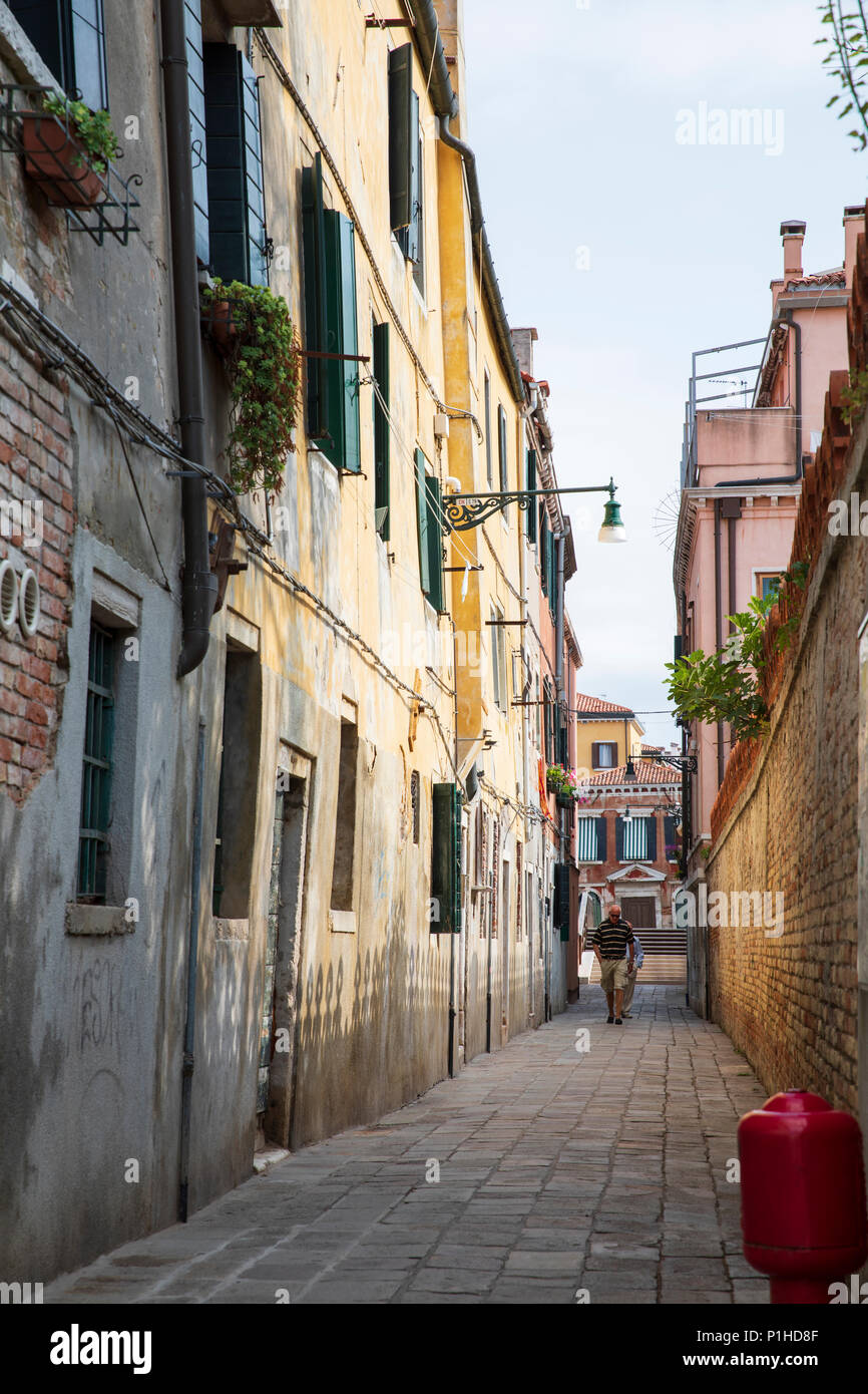 Venezia venice calle street hi-res stock photography and images - Alamy