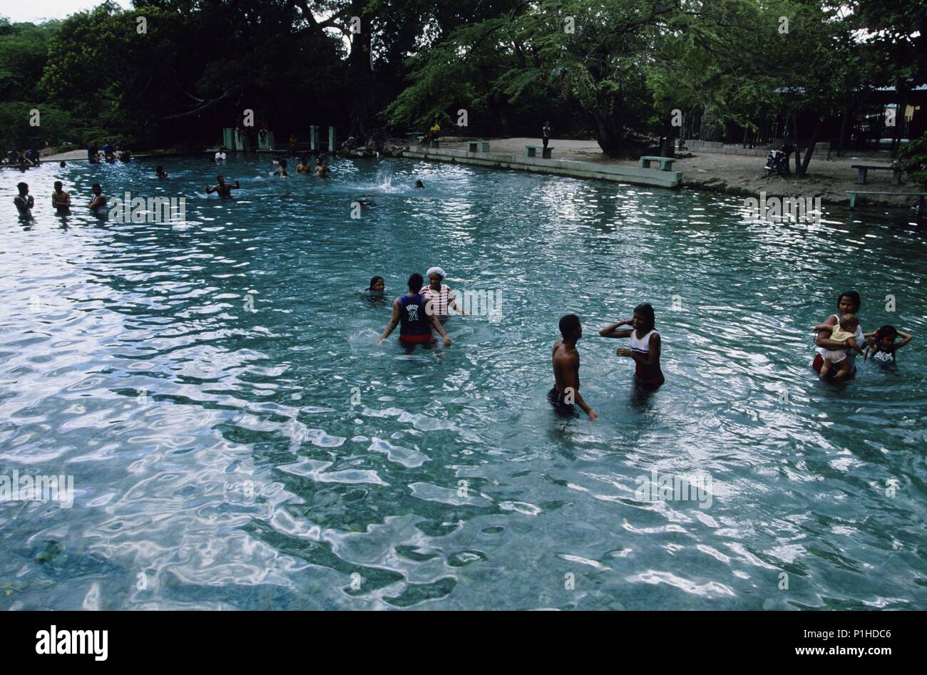 Jimaní, cerca de...; (provincia Independencia), balneario "Boca de ...