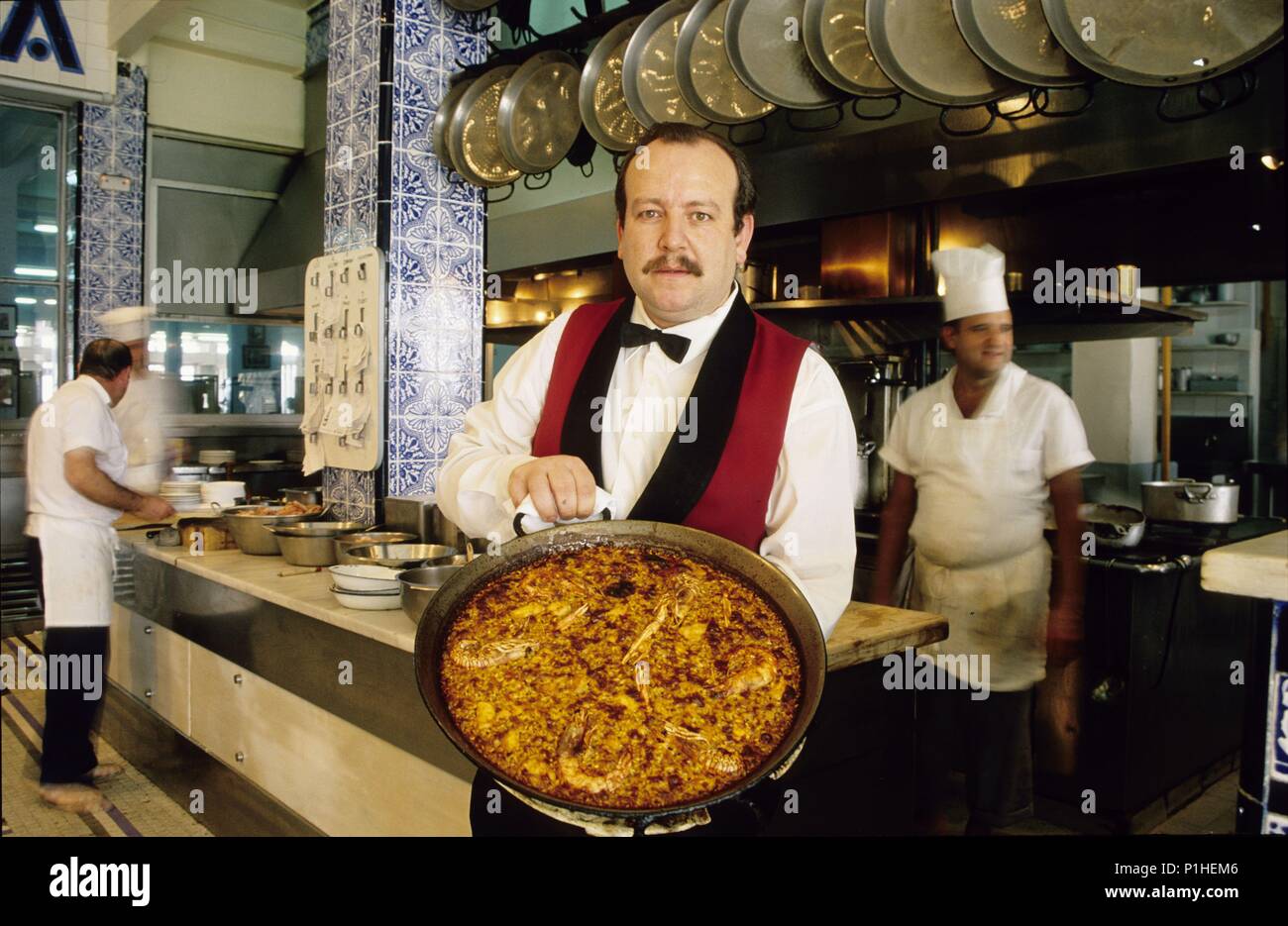 Malvarosa beach district, waiter of "Casa Pepica" (one of the famoust ...