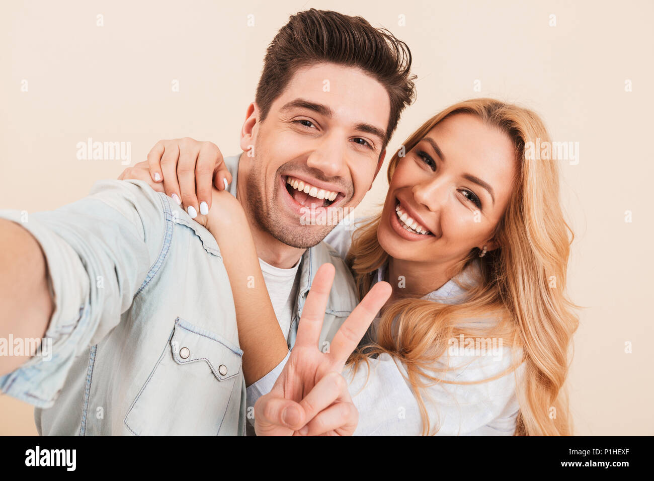 Man showing woman photograph hi-res stock photography and images - Alamy