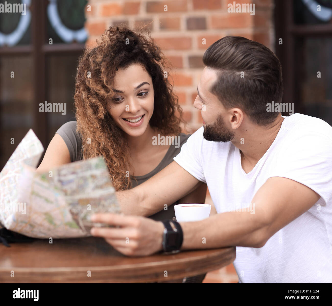 A picture of tourists looking at map in a cafe Stock Photo - Alamy