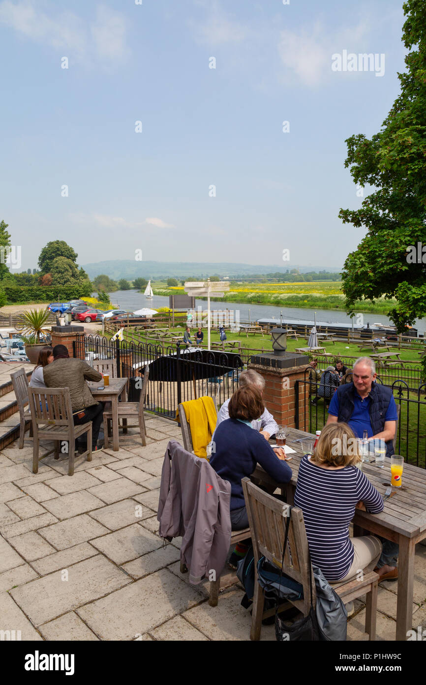 English country pub england hi-res stock photography and images - Alamy