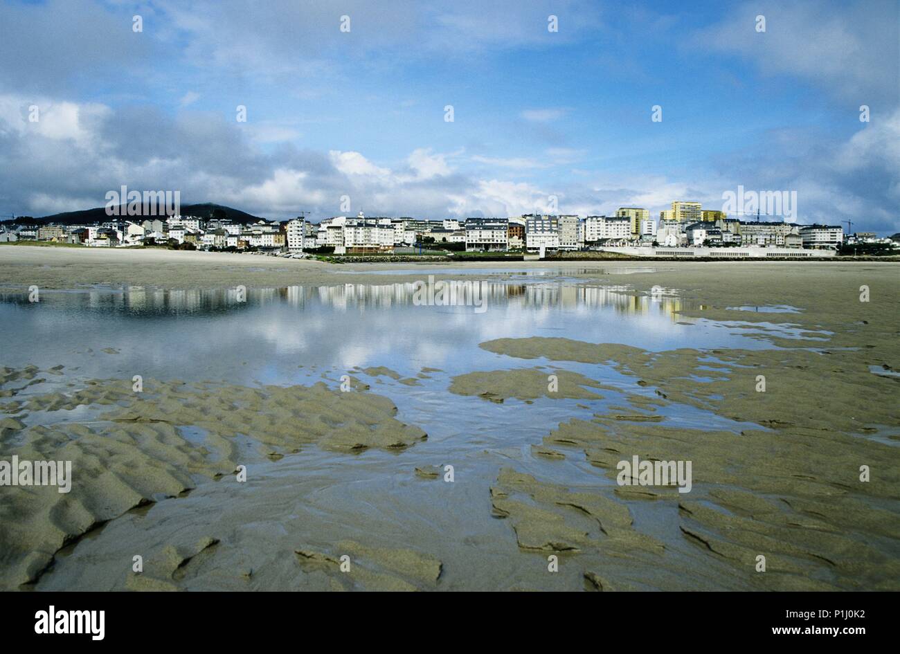 Foz; playa de Altar y pueblo (Rías Altas Stock Photo - Alamy