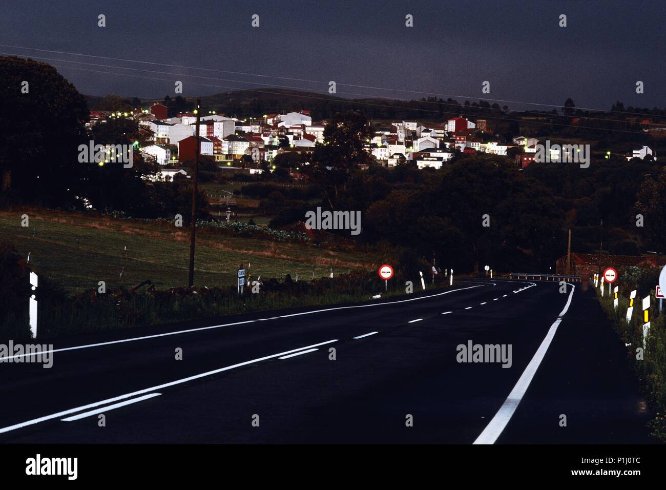 Palas del Rey; carretera y pueblo (Camino de Santiago Stock Photo - Alamy